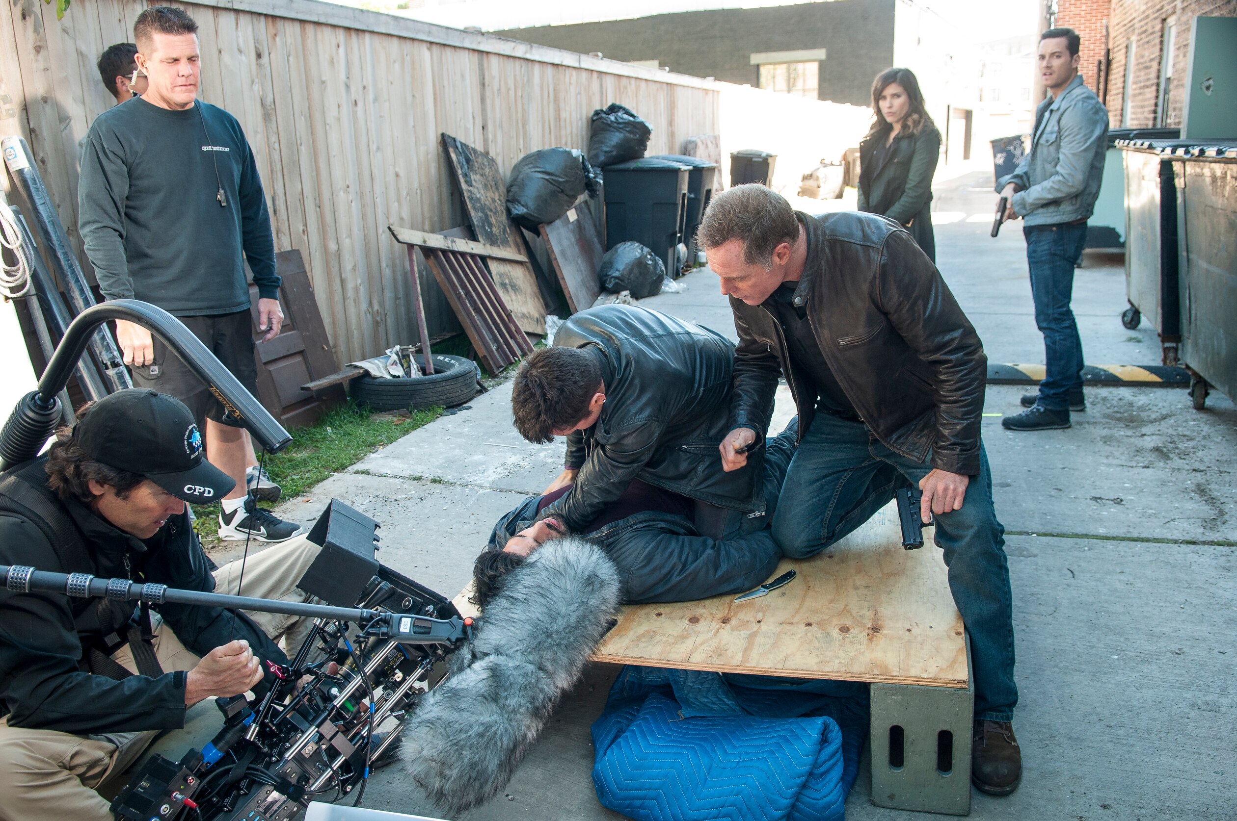 Chicago P.D.: Behind the Scenes: Wrong Side of the Bars Photo: 1493956 ...