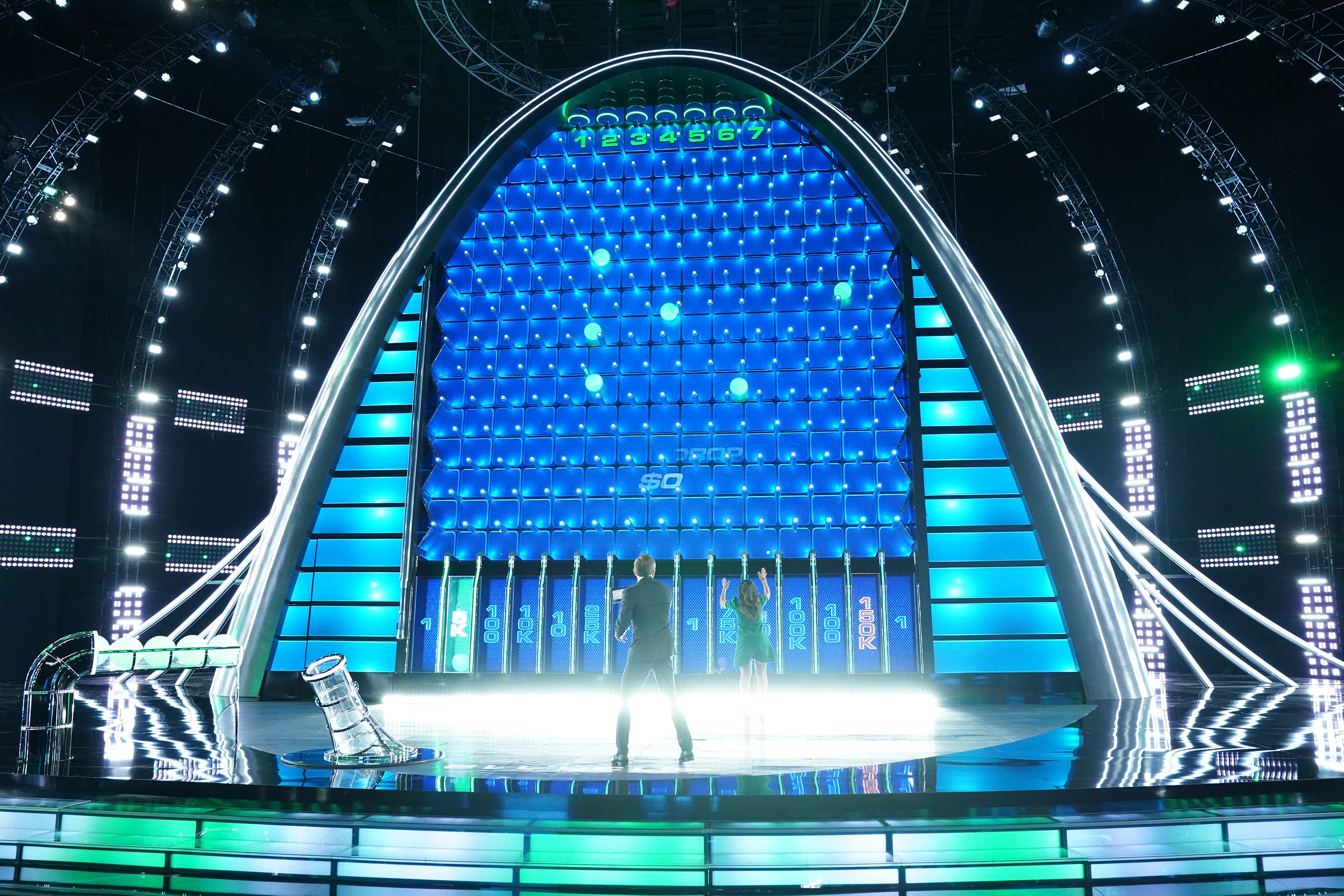 The Wall: Annalee and Lily Photo: 5209100 - NBC.com