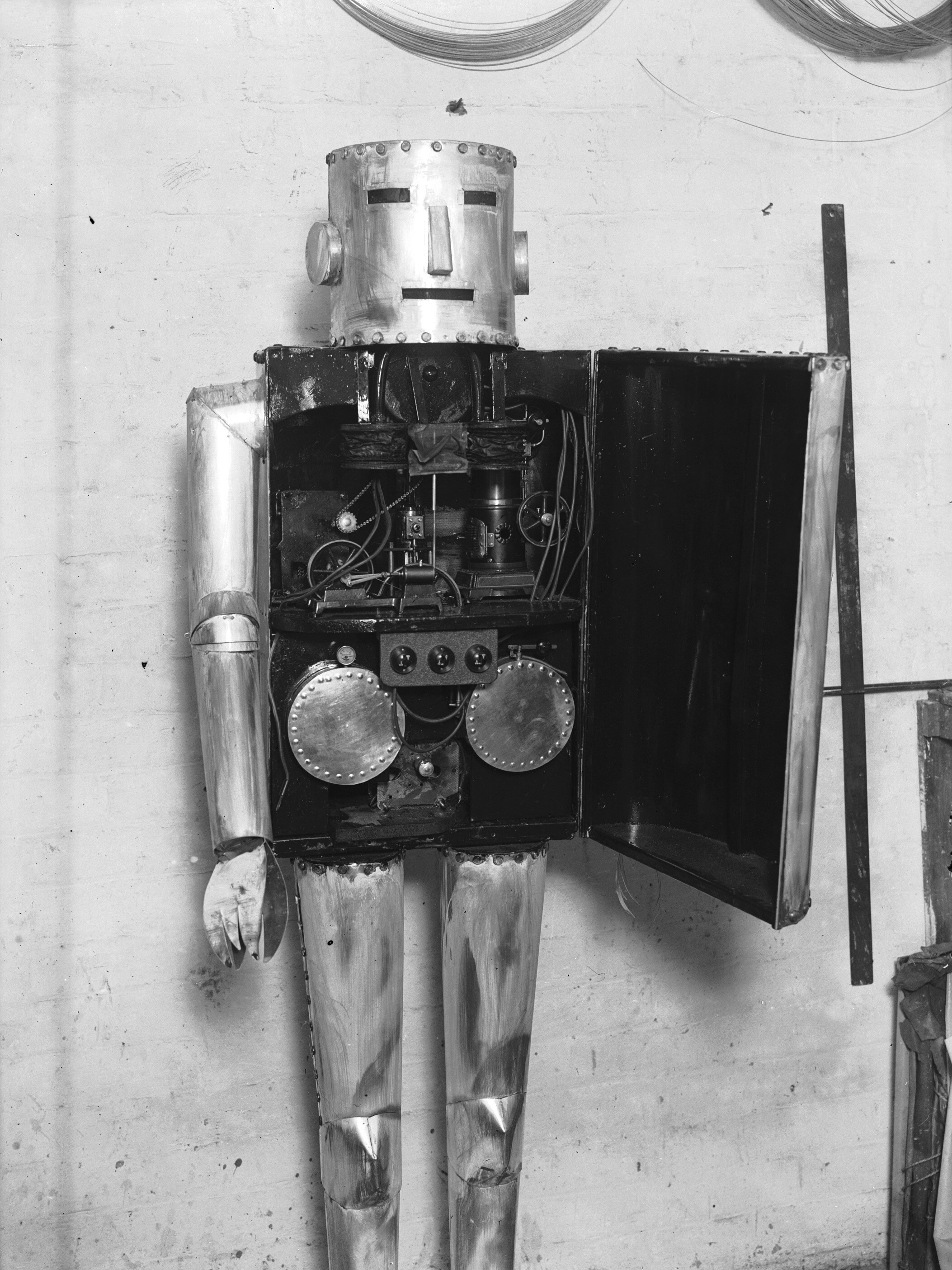 null: April's Robot Detection Tips Photo: 160591 - NBC.com