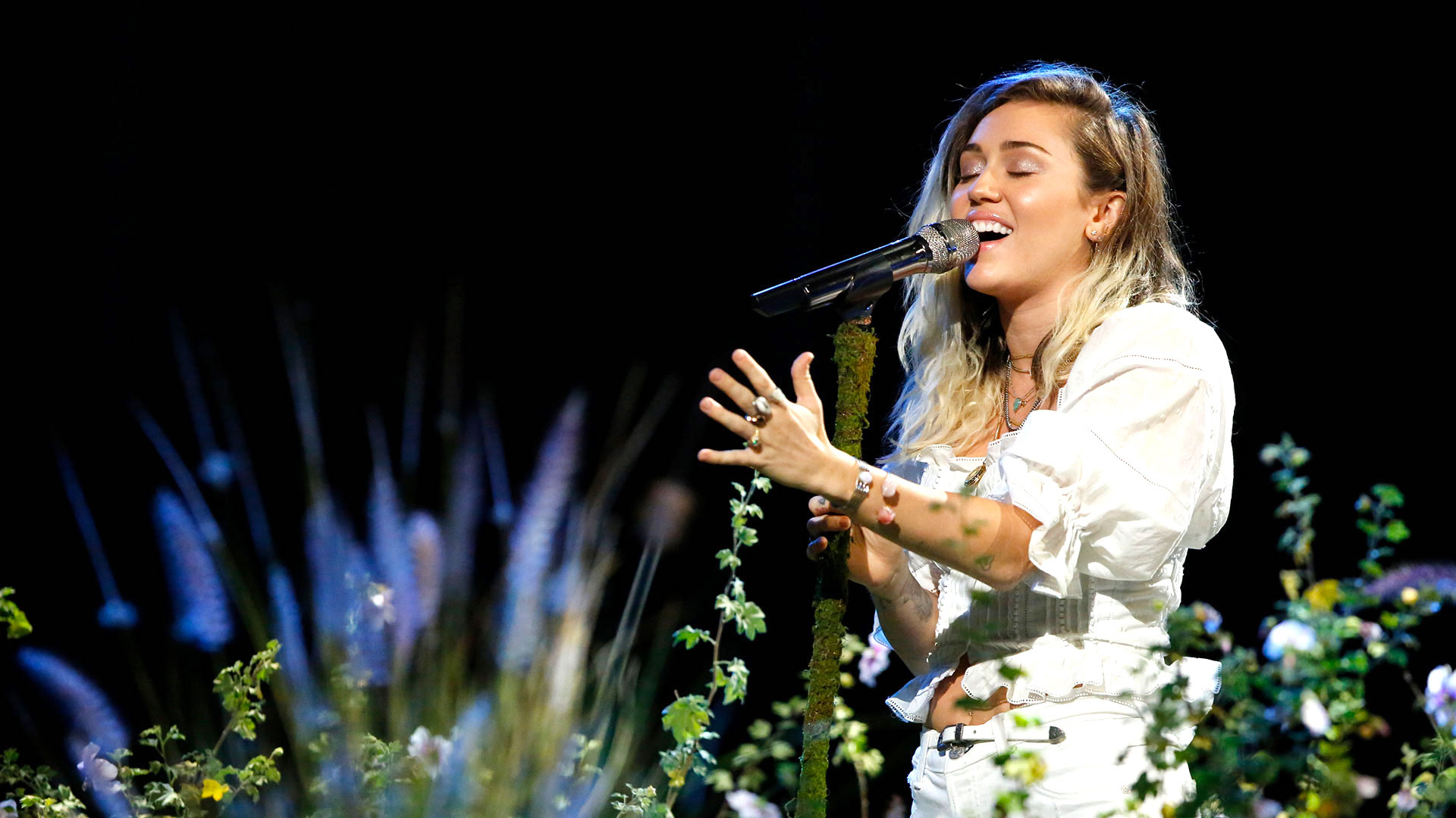 Watch The Voice Highlight: Miley Cyrus: "Malibu" - NBC.com