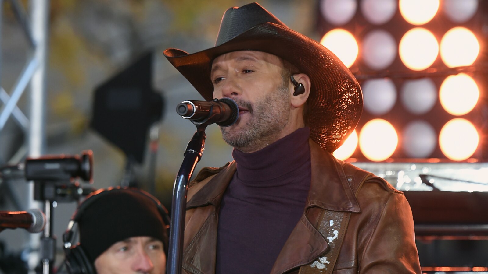 Watch Access Hollywood Interview: Tim McGraw Collapses Onstage In ...