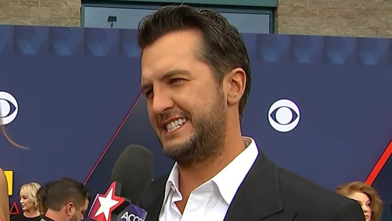 Watch Access Hollywood Interview Acm Awards 2018 Luke Bryan Hilariously Roasts Blake Shelton