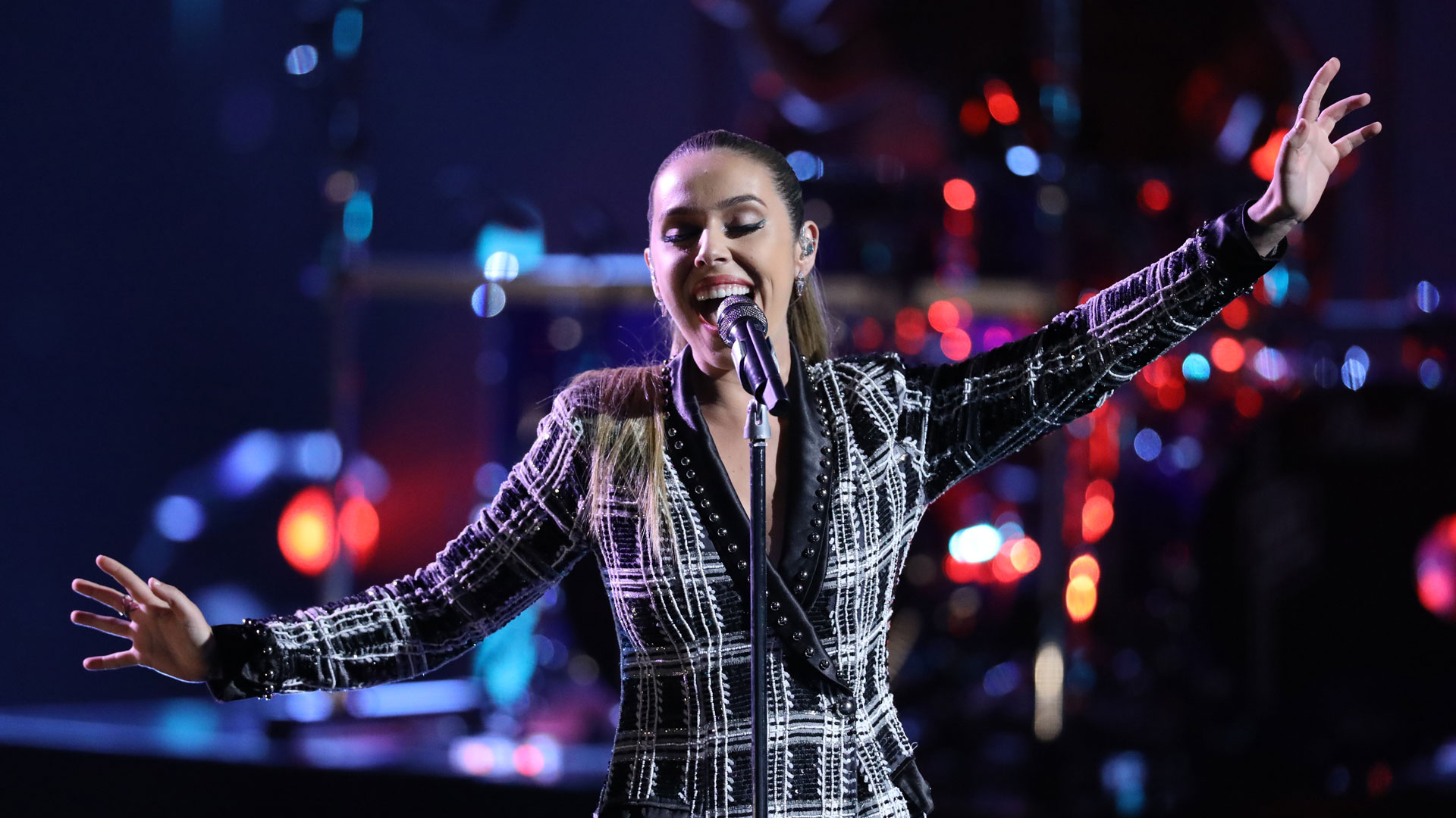 Watch The Voice Highlight: Jackie Foster: "Love, Reign O'er Me" - NBC.com