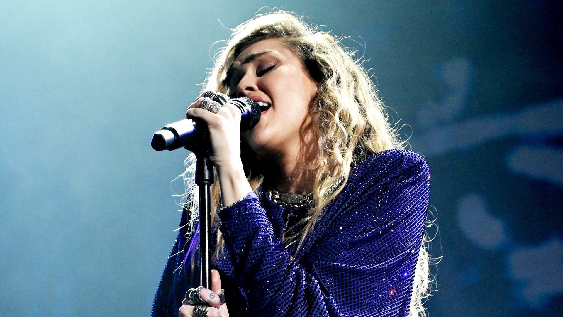 Watch Access Hollywood Interview: Miley Cyrus Shines Onstage At The ...