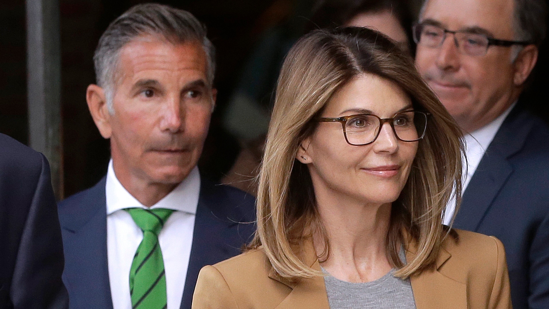 Watch Access Hollywood Interview Lori Loughlin And Husband To Plead Not Guilty For New Charge