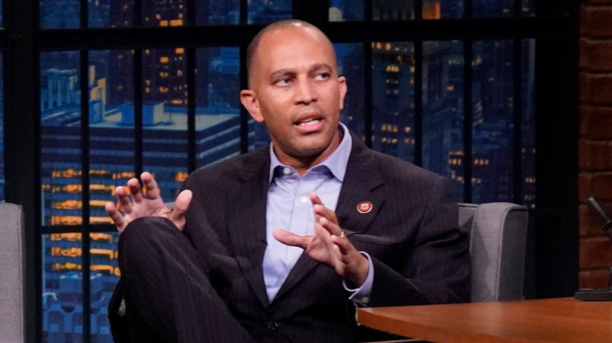 Watch Late Night with Seth Meyers Interview: Rep. Hakeem Jeffries Wants ...