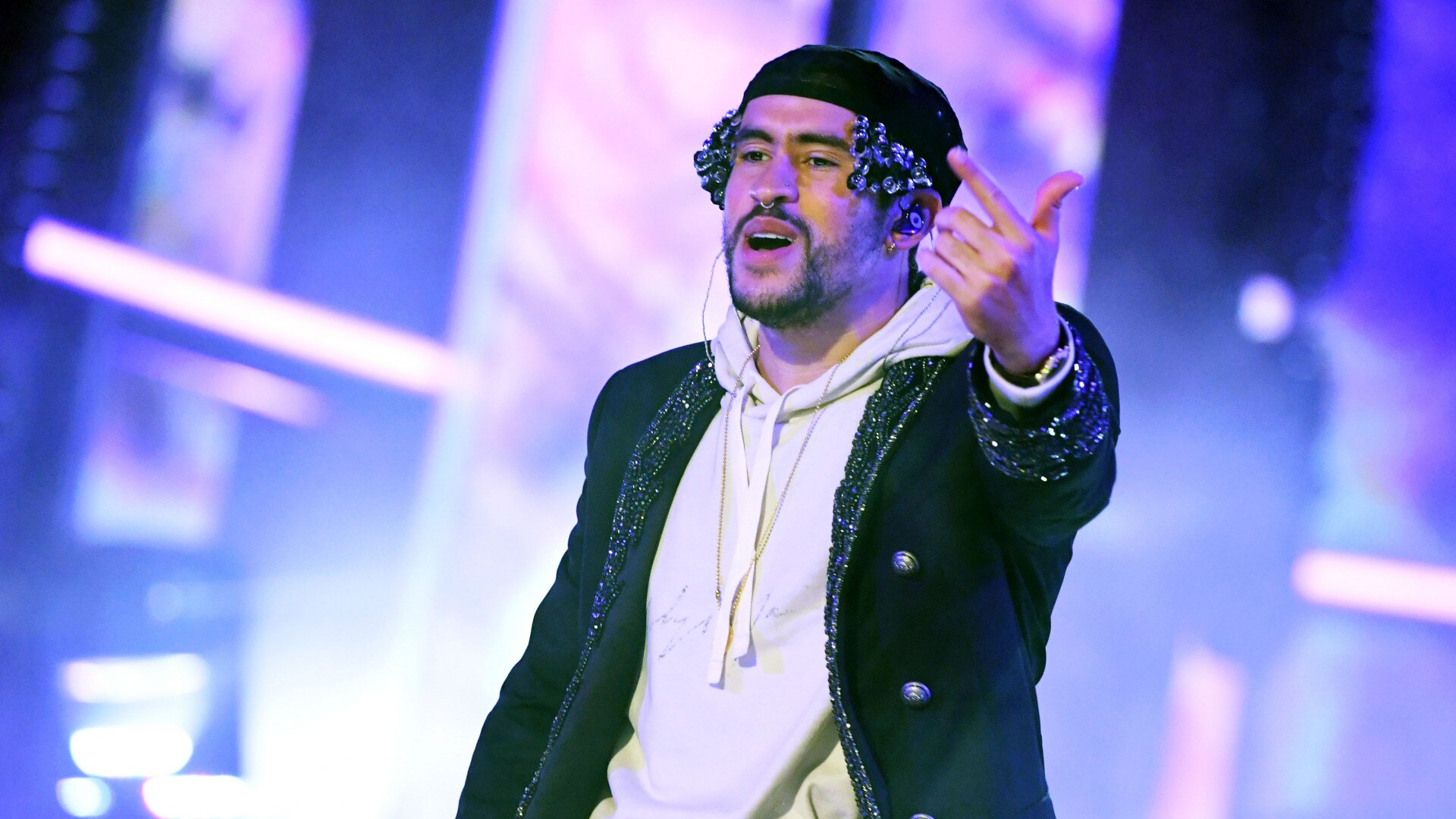 Watch En Casa con Telemundo Highlight: Bad Bunny muestra toda su ...