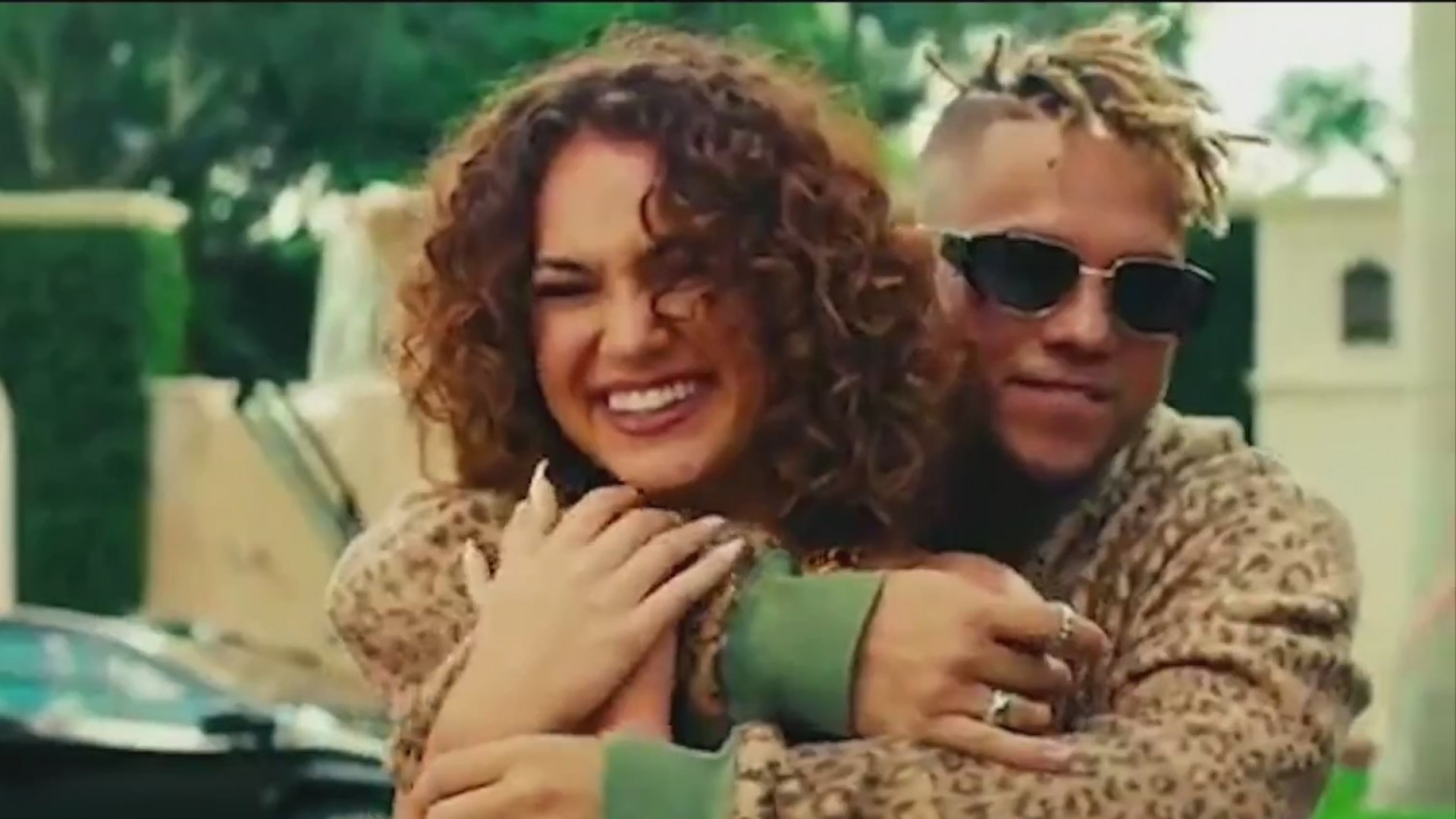 Watch En Casa con Telemundo Highlight: Ovy on the Drums se lanza como cantante junto a Karol G y ...