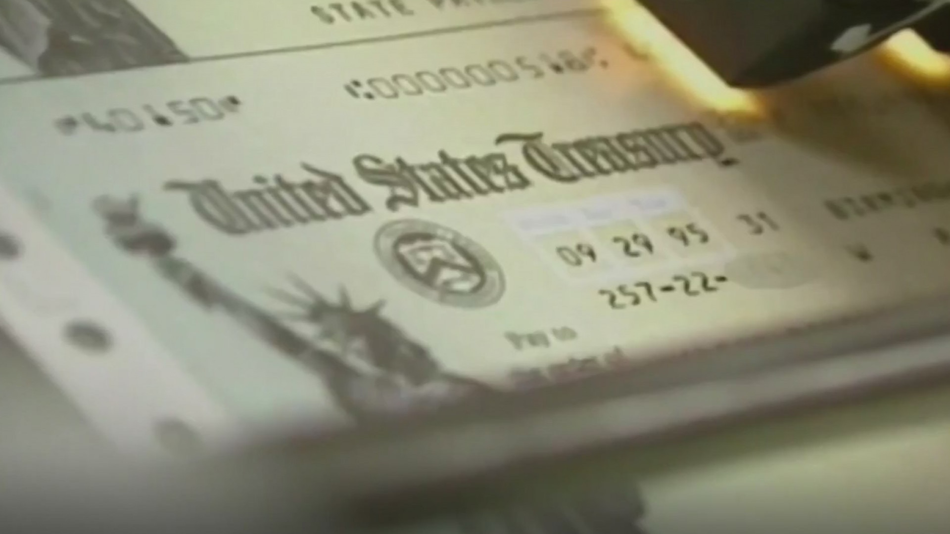 Watch Noticias Telemundo En La Noche Highlight: El cheque de ayuda ...