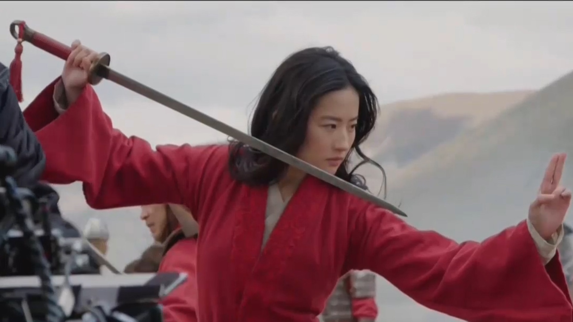 Watch Access Hollywood Interview: Inside 'Mulan's' Jaw-Dropping Stunts ...