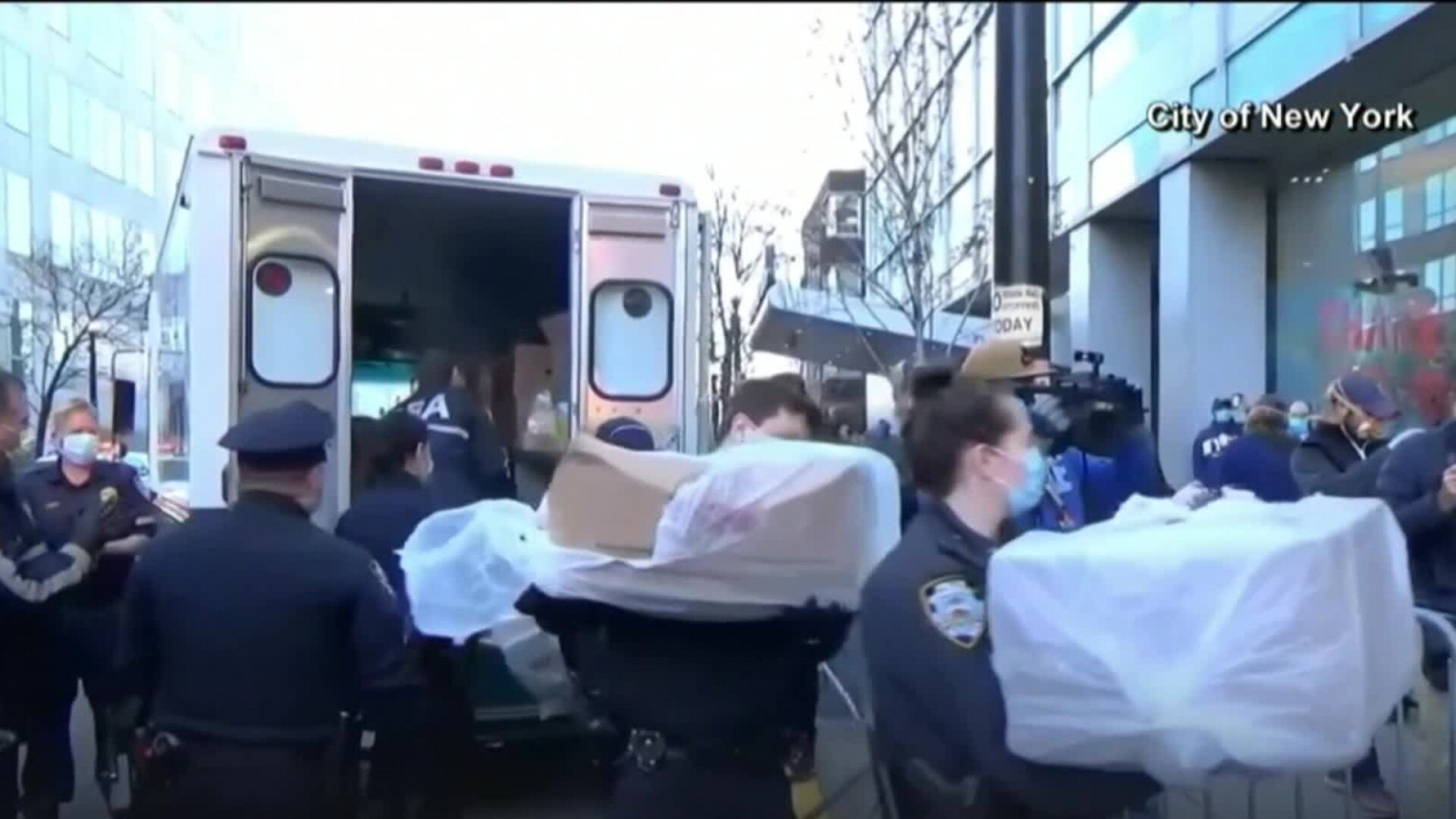 Watch Telemundo News Specials Highlight: Policías llevan comida a ...