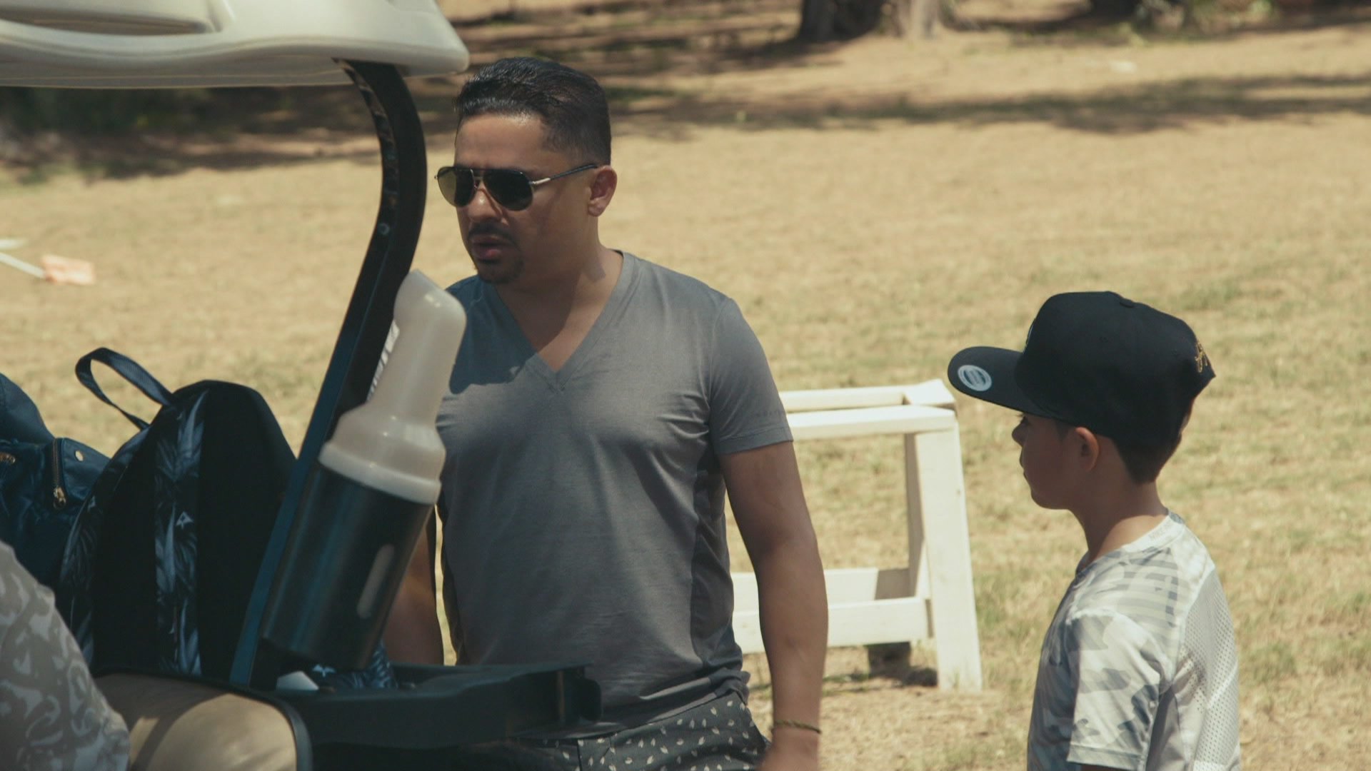 Watch Larrymania Episode: La familia primero - NBC.com