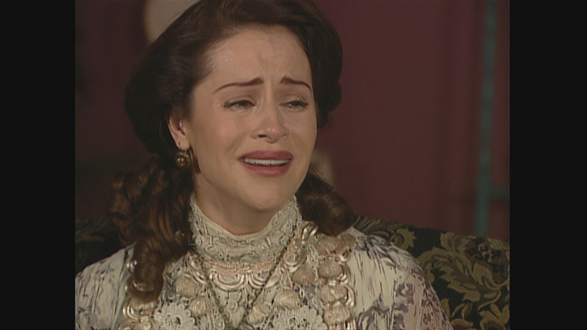 Watch Los Plateados Episode: El diario de Camila - NBC.com