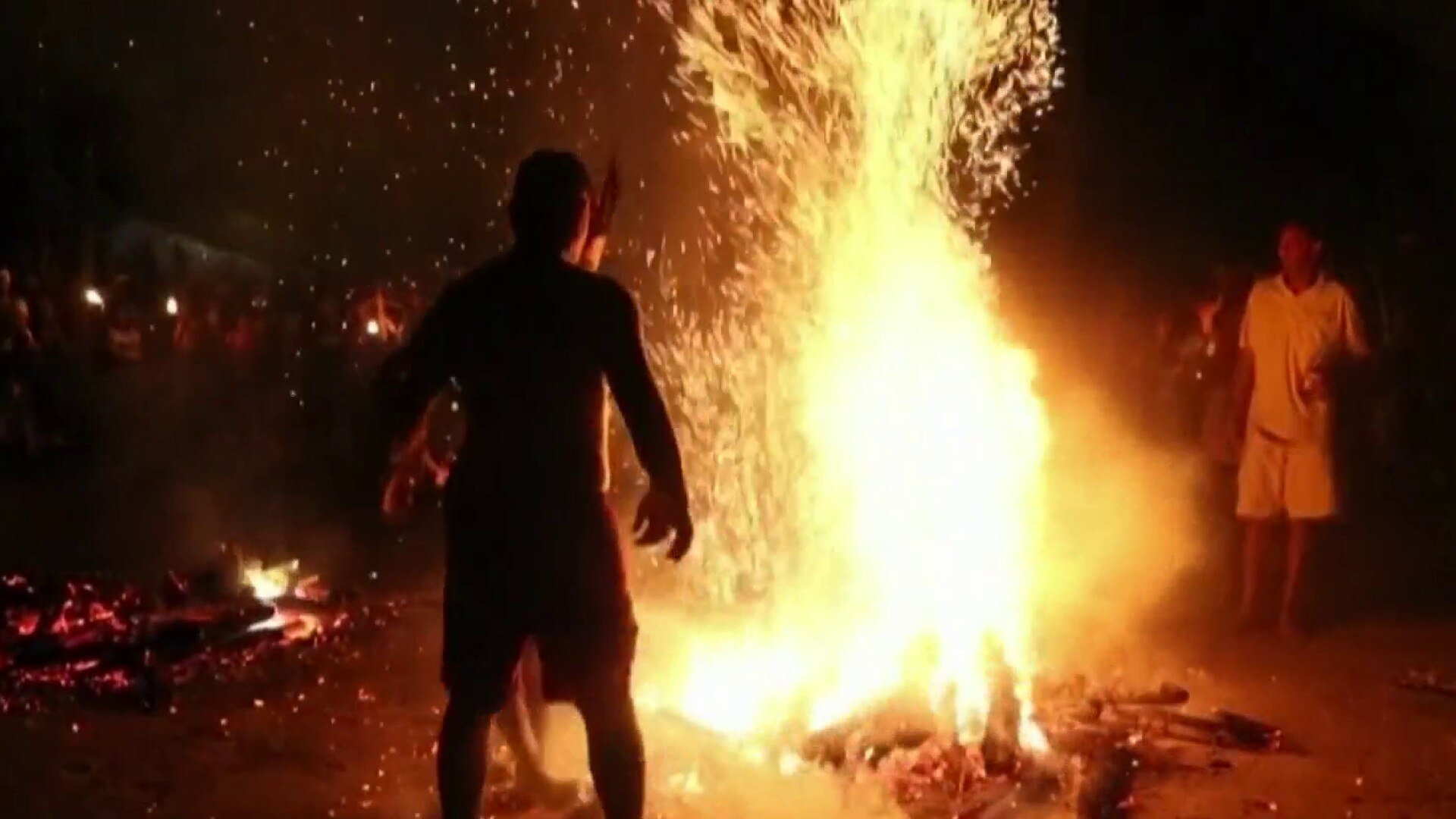 Watch Al Rojo Vivo Highlight: Piden por la salud del mundo con rituales ...