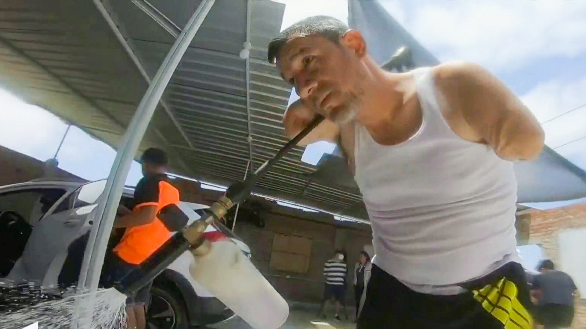 Watch Hoy Día Highlight: Perdió sus brazos tras un accidente y sale ...