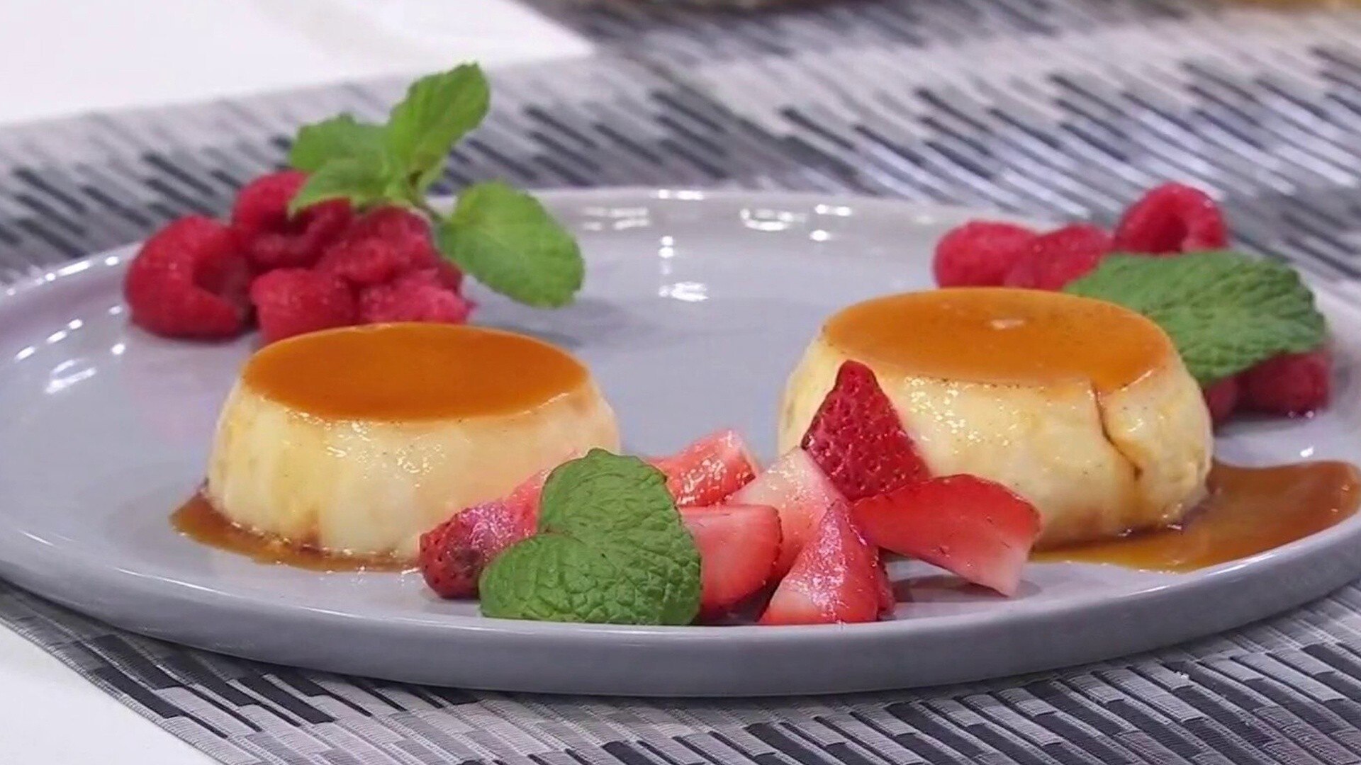 Watch Hoy Día Highlight: Así se prepara un flan de vainilla. Sigue paso ...