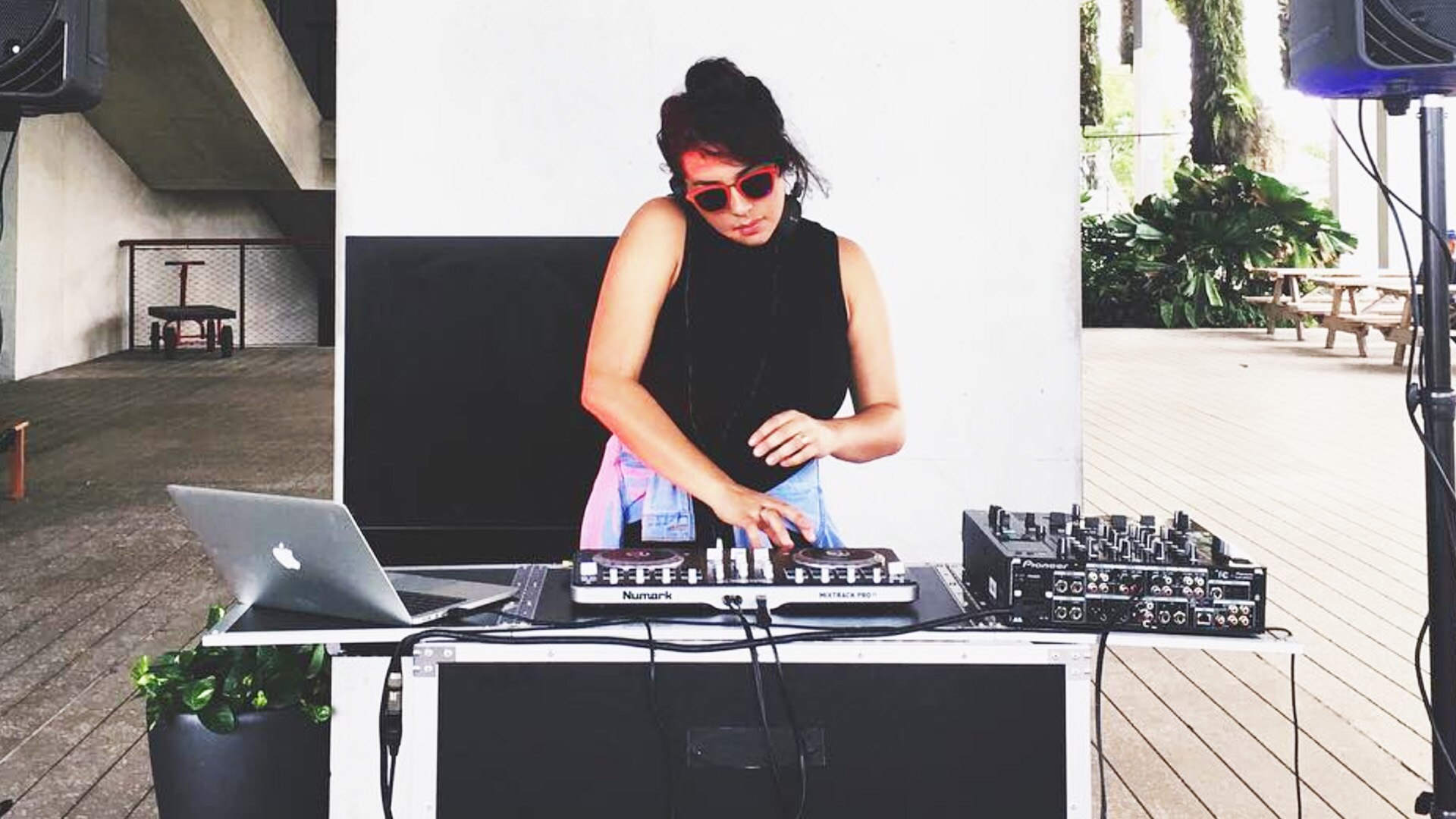 Watch En Casa con Telemundo Highlight: Conoce a DJ Christina, la joven ...