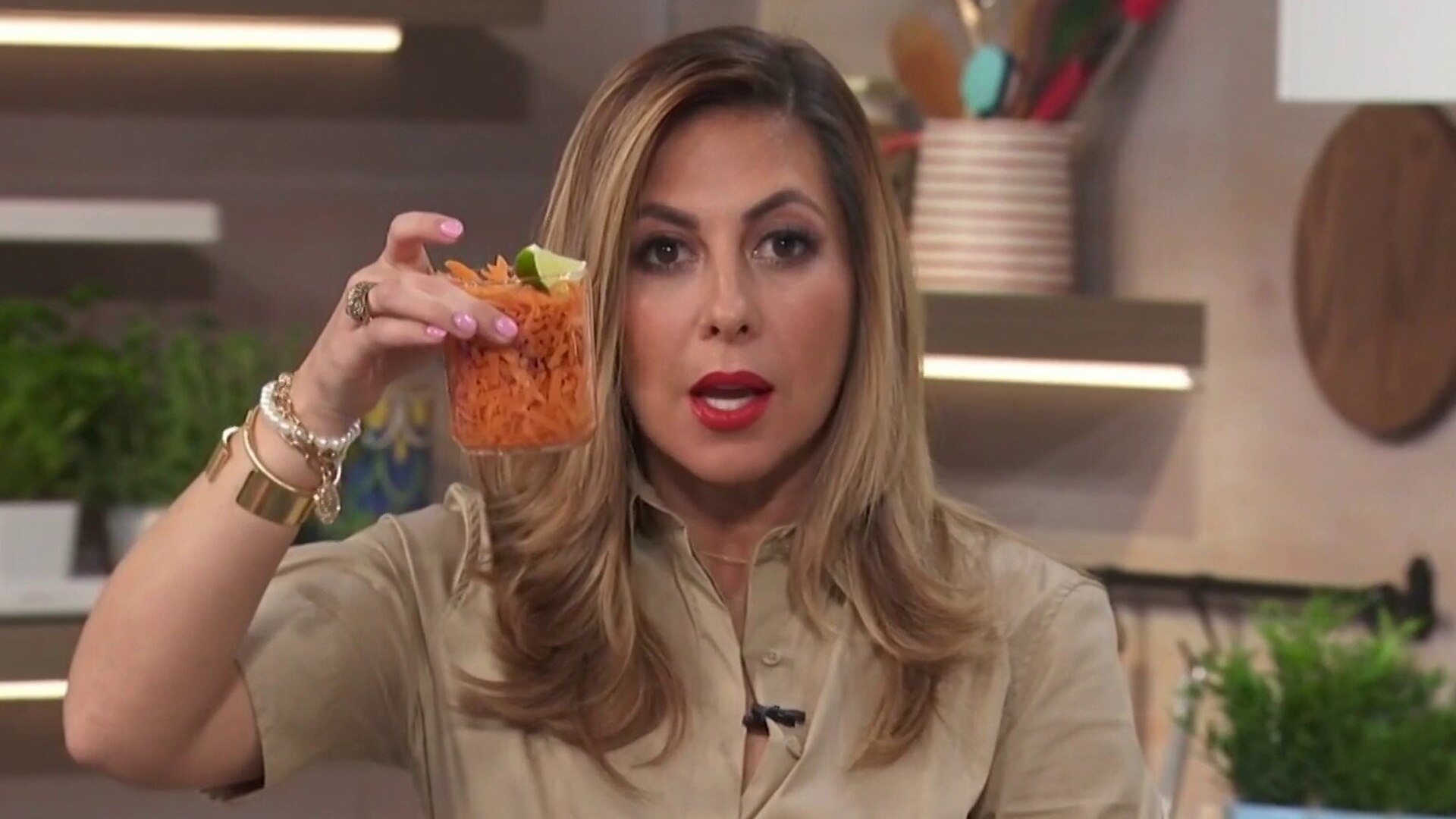 Watch Hoy Día Highlight: Stephanie Himonidis recuerda los antojitos de ...