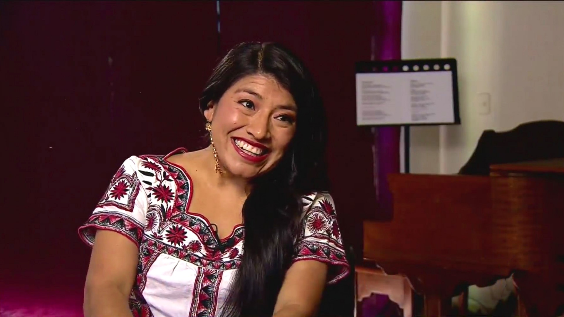 Watch Hoy Día Highlight: María Reyna, la soprano oaxaqueña quiere dar a ...