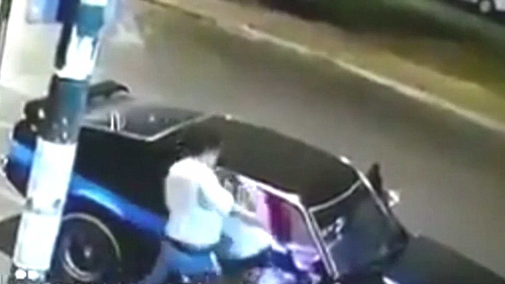Watch Al Rojo Vivo Highlight: Una mujer es lanzada a patadas desde un auto y la intentan ...