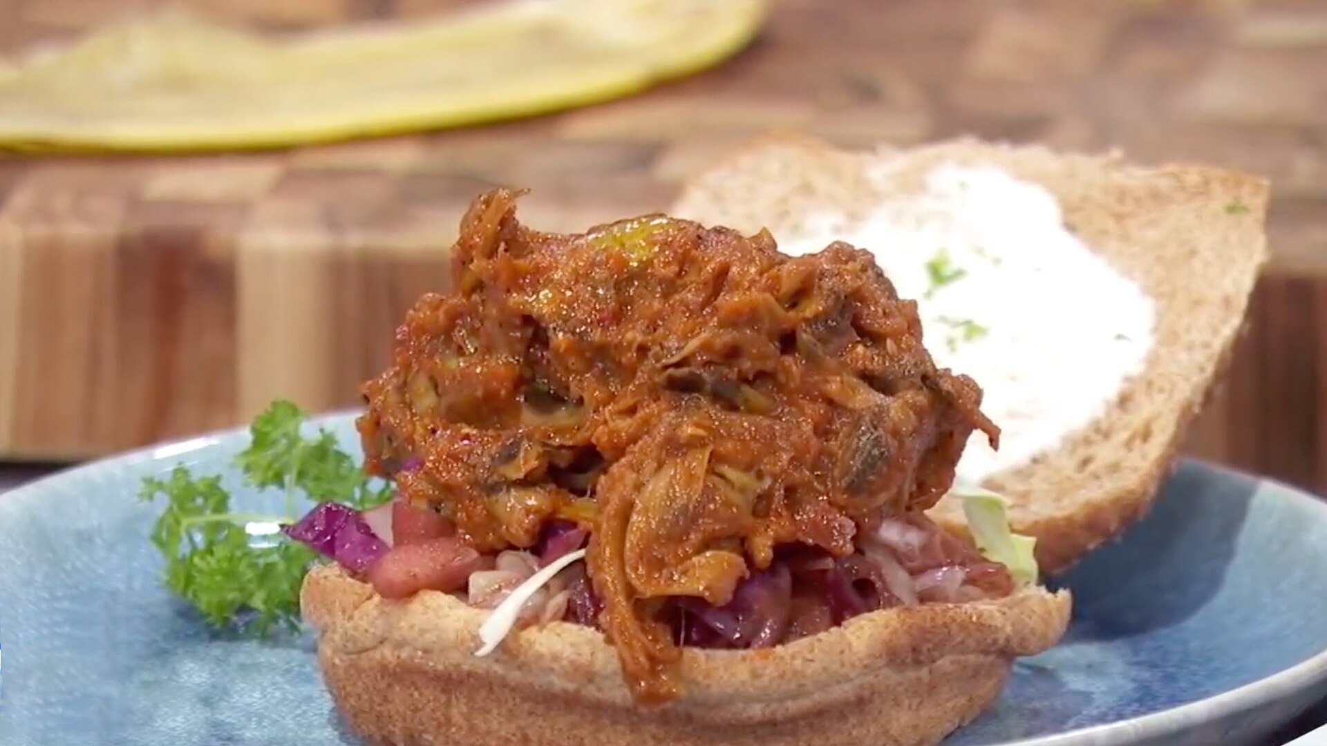 Watch Hoy Día Highlight: Sándwich de cerdo adobado, una rápida y ...