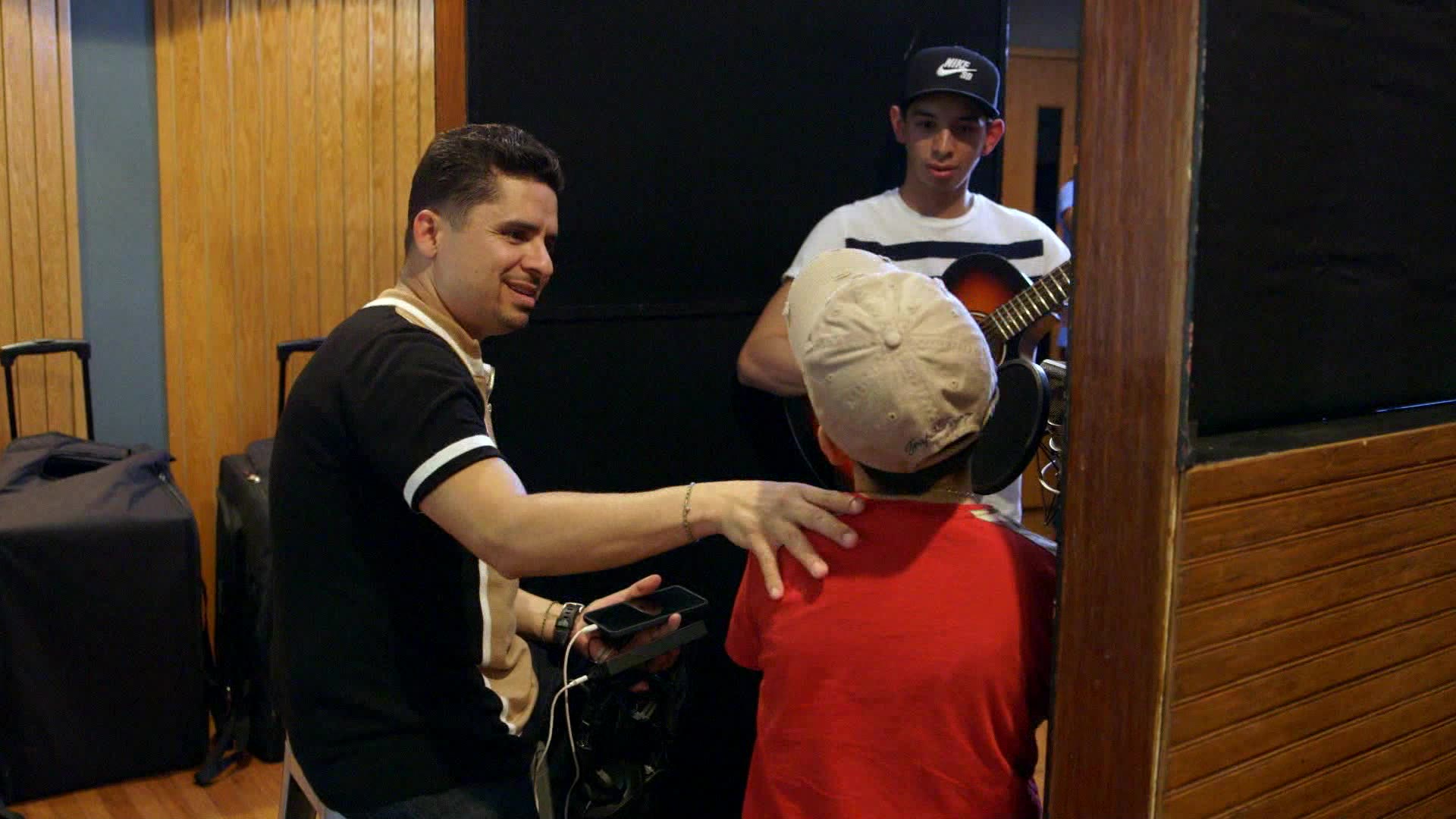 Watch Larrymania Highlight: Sebastián intenta grabar canción con Larry ...