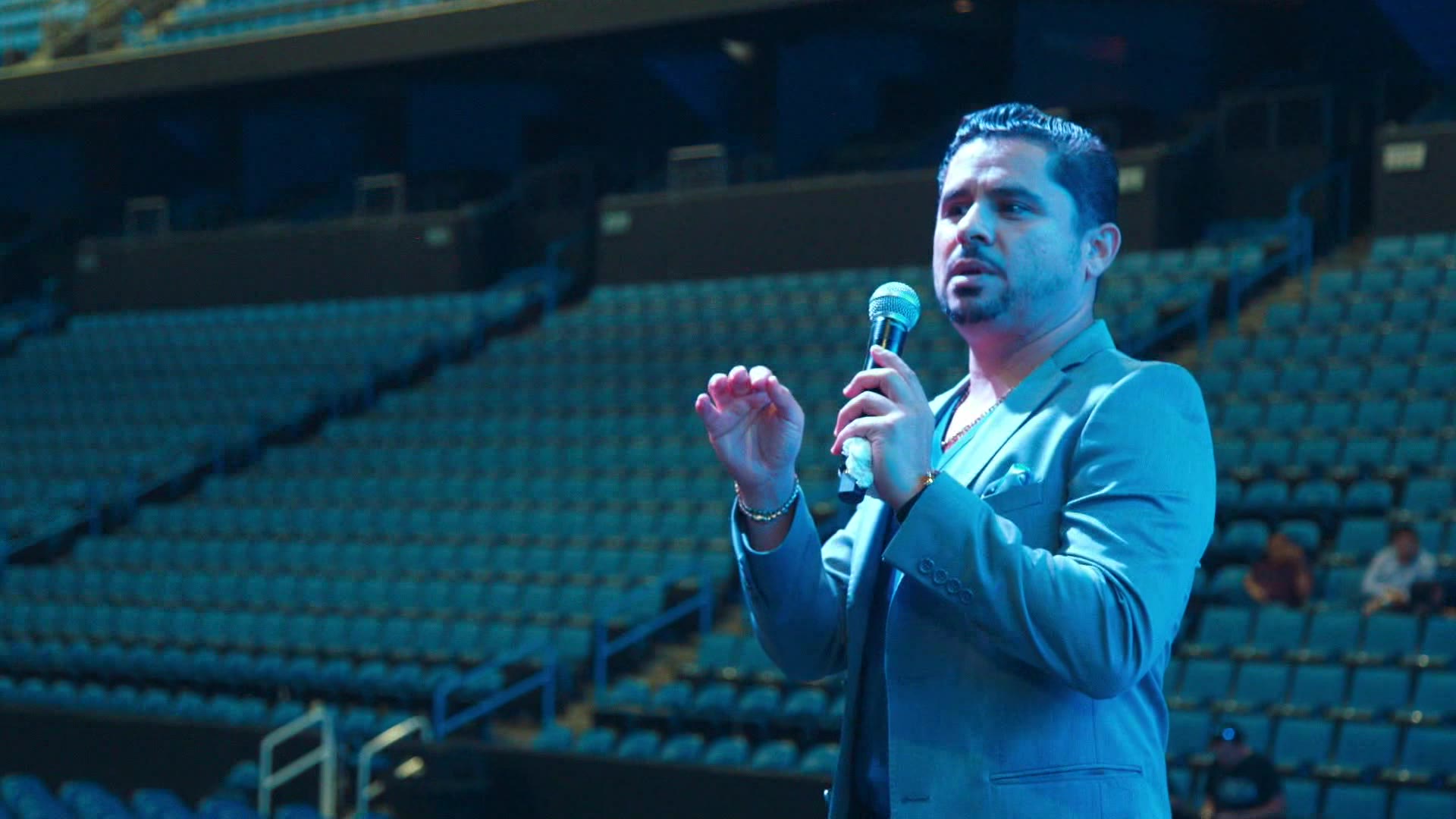 Watch Larrymania Highlight: Backstage en el ensayo - NBC.com