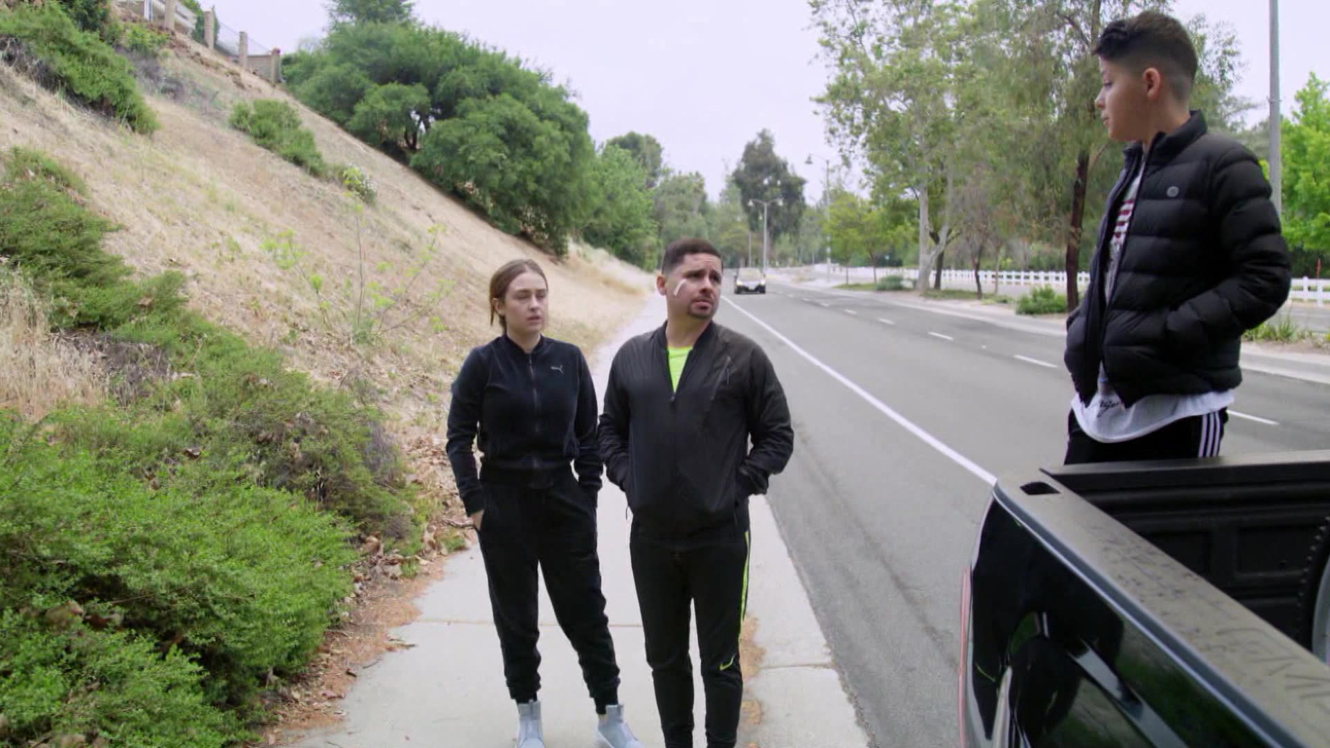 Watch Larrymania Highlight: Larry no puede contar con toda su familia ...