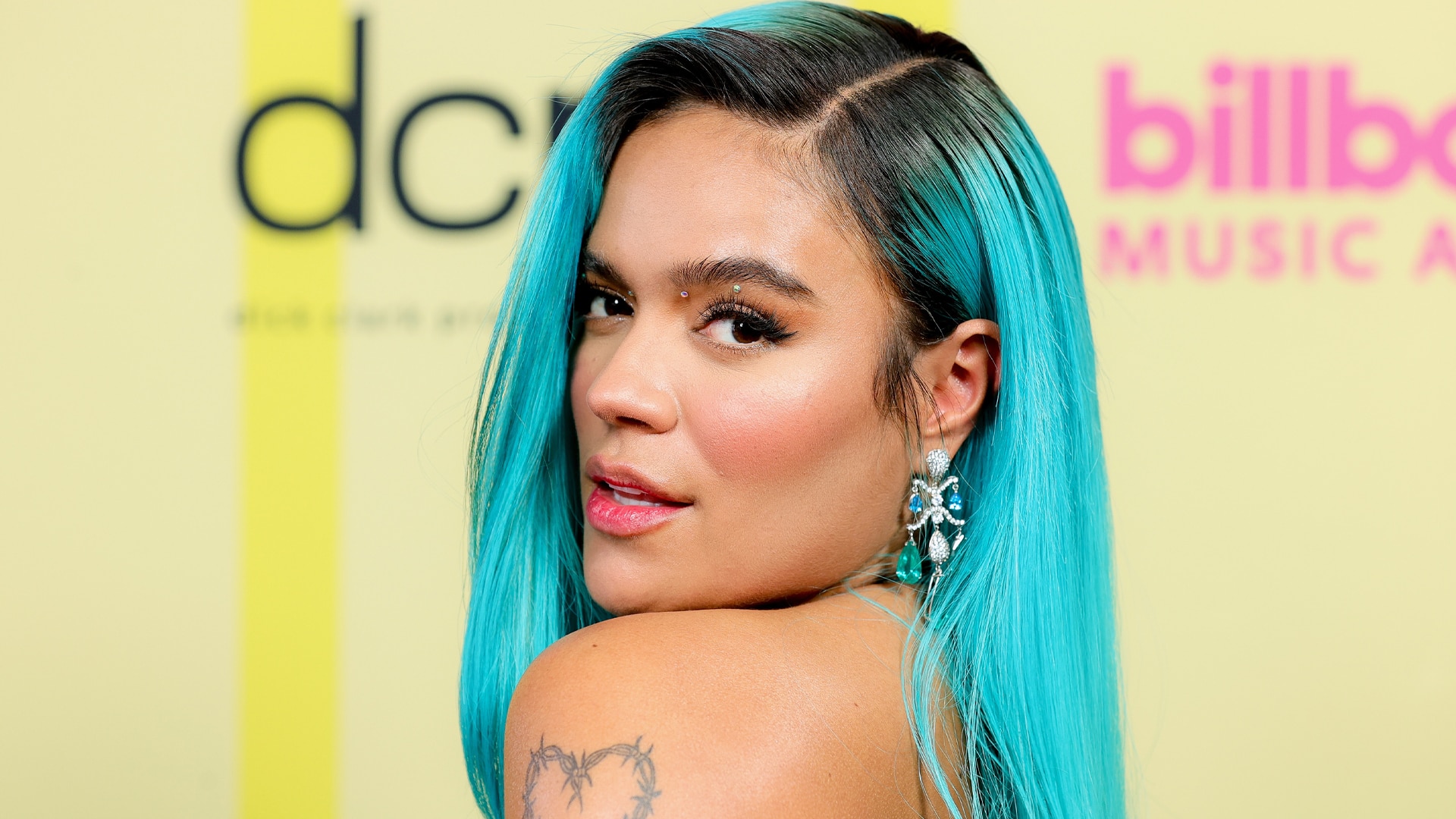 Watch En Casa con Telemundo Highlight: Karol G le da la bienvenida al verano en una fiesta de ...