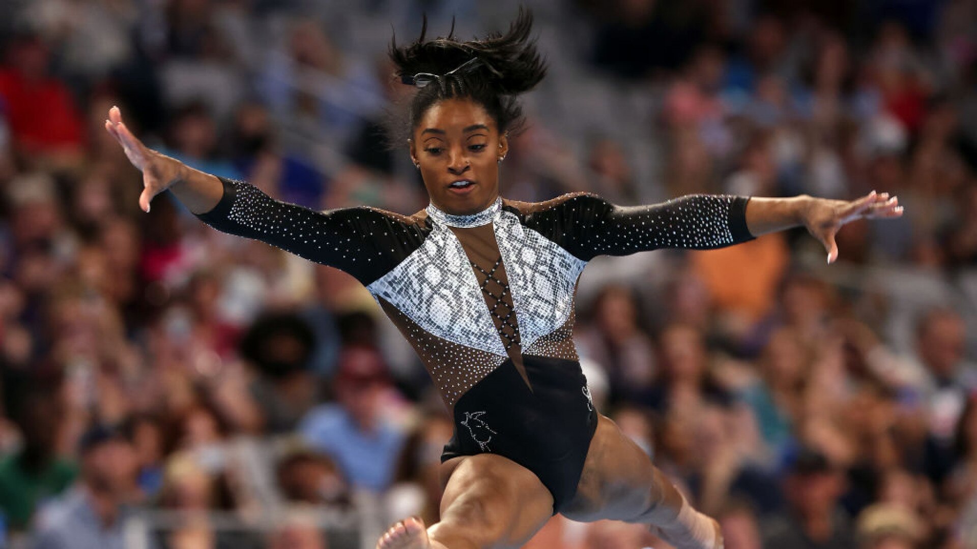 Watch Noticias Telemundo Mediodía Highlight: Simone Biles rompe un nuevo récord al obtener el ...