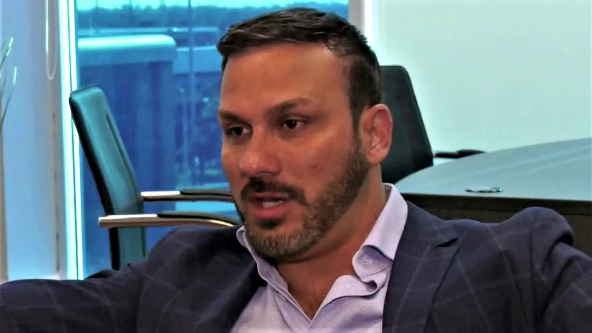 Watch Suelta La Sopa Episode: Recompensa por Larry Ramos - NBC.com