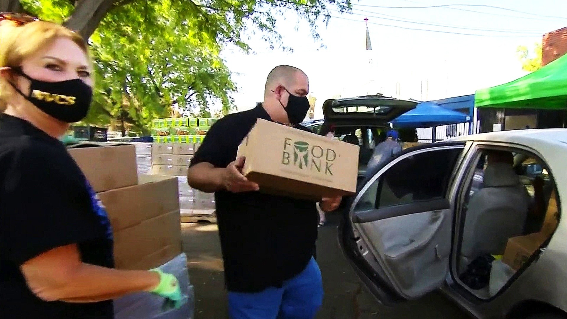 Watch Noticias Telemundo Highlight: De las pandillas a repartir comidas ...