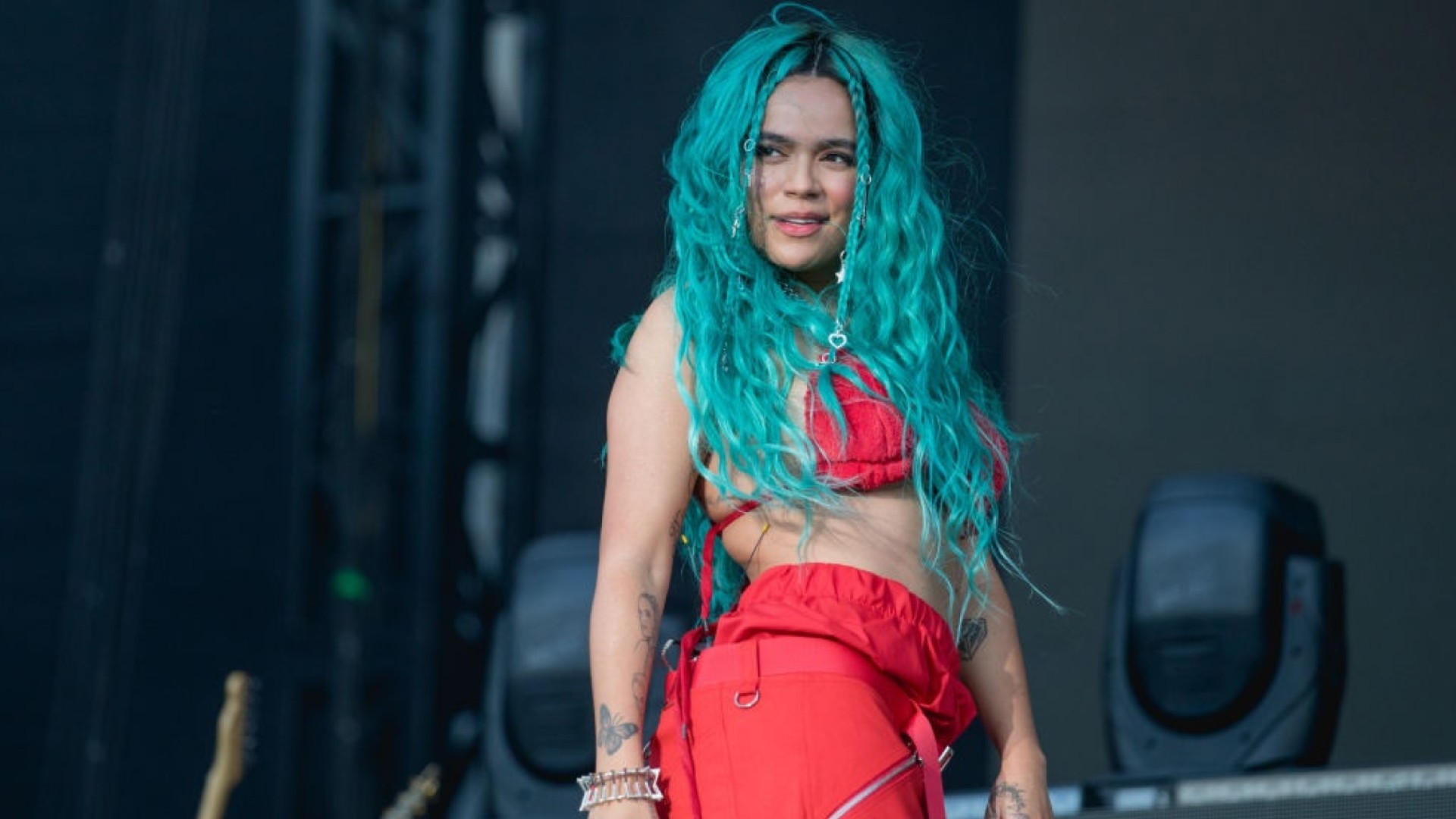 Watch En Casa con Telemundo Highlight: Karol G posó topless para enseñar su nuevo piercing | Más ...