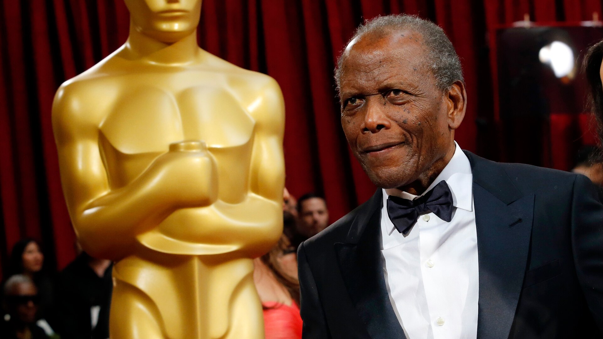 Watch Noticias Telemundo Mediodía Highlight: Muere el actor Sidney ...