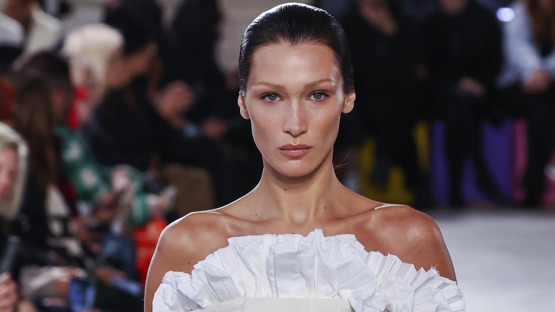 Watch Al Rojo Vivo Highlight: Bella Hadid sorprende desfilando casi ...