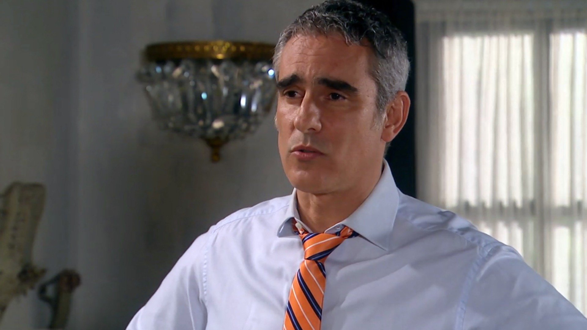 Watch La Casa de al Lado Episode: Huir o morir - NBC.com