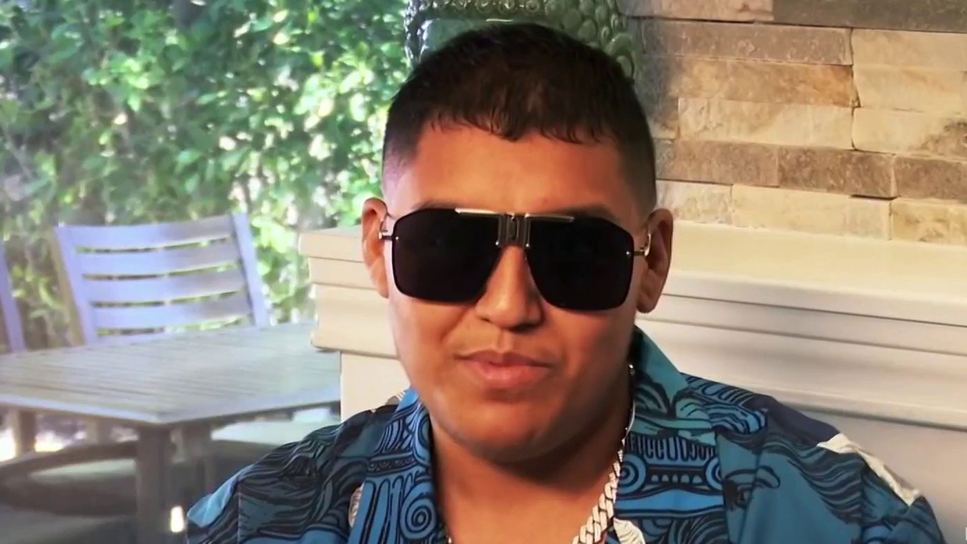 Watch En Casa con Telemundo Highlight: Gio Bravo: el cantante trans que ...