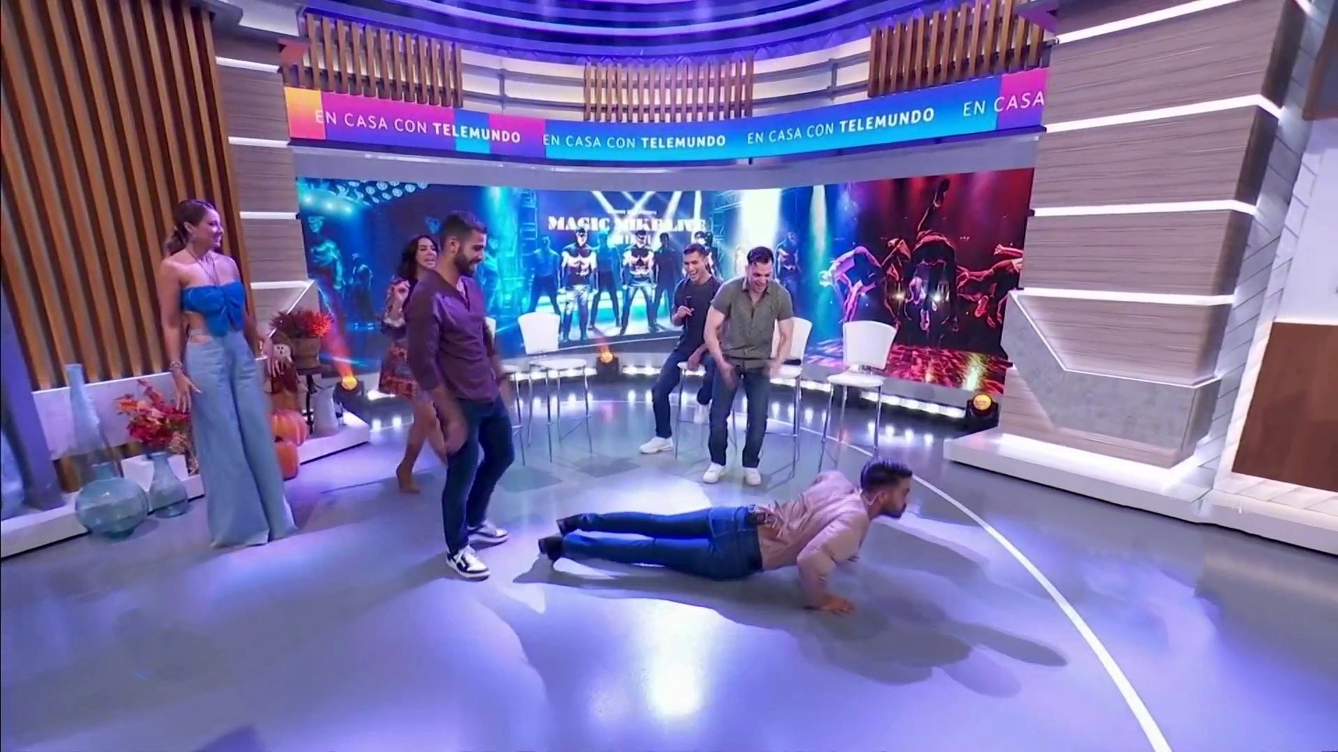 Watch En Casa con Telemundo Highlight: Parte del elenco de 'Magic Mike Live' pone a prueba los ...