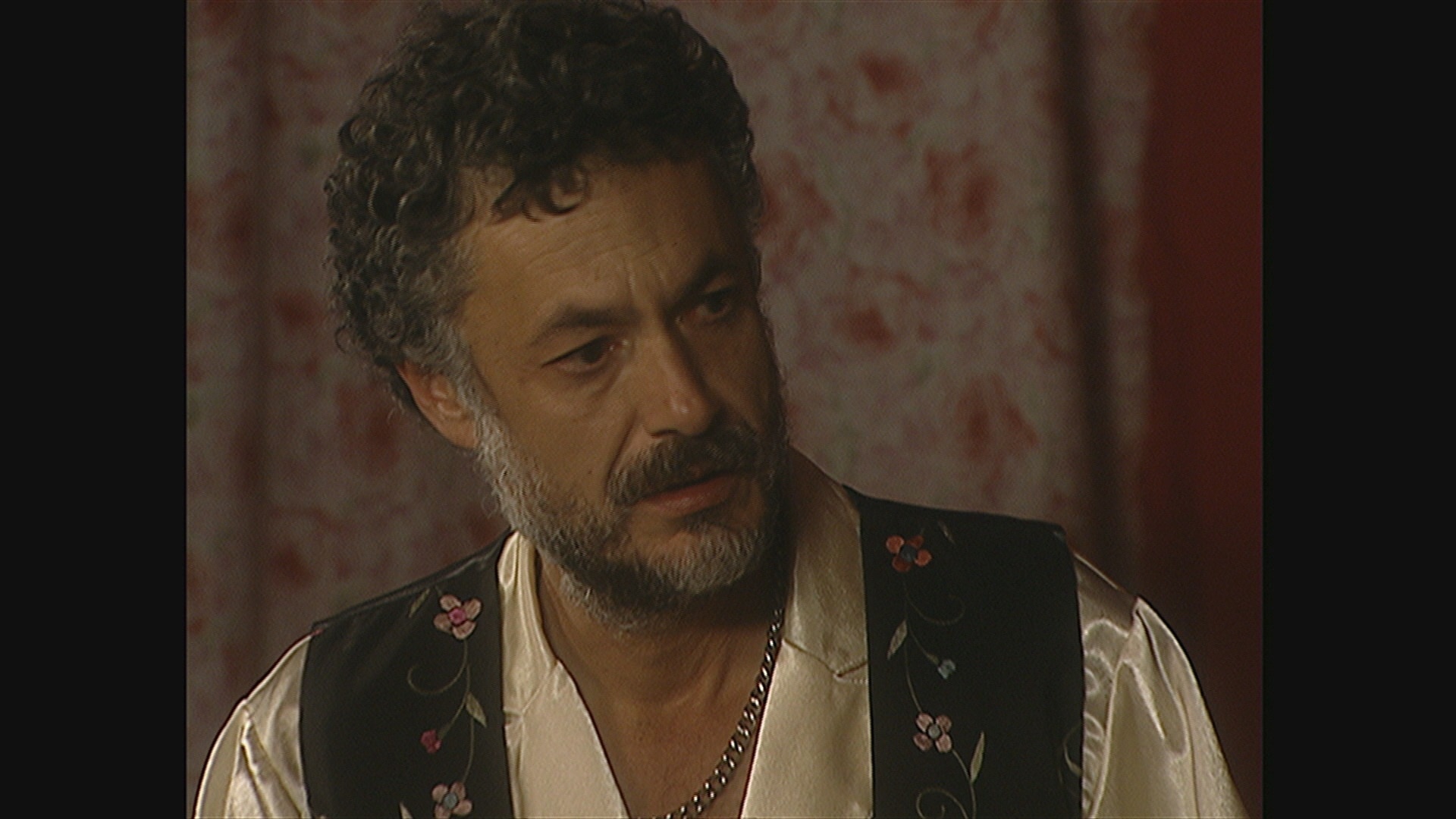 Watch Gitanas Episode: Entre la espada y la pared - NBC.com