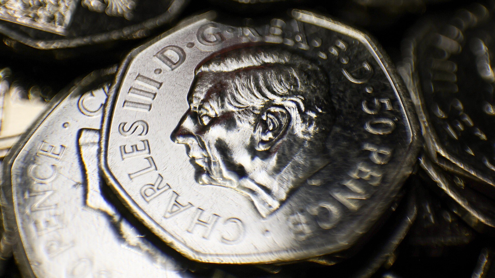 Watch Noticias Telemundo Mediodía Highlight: Comienzan a acuñarse las primeras monedas con la ...