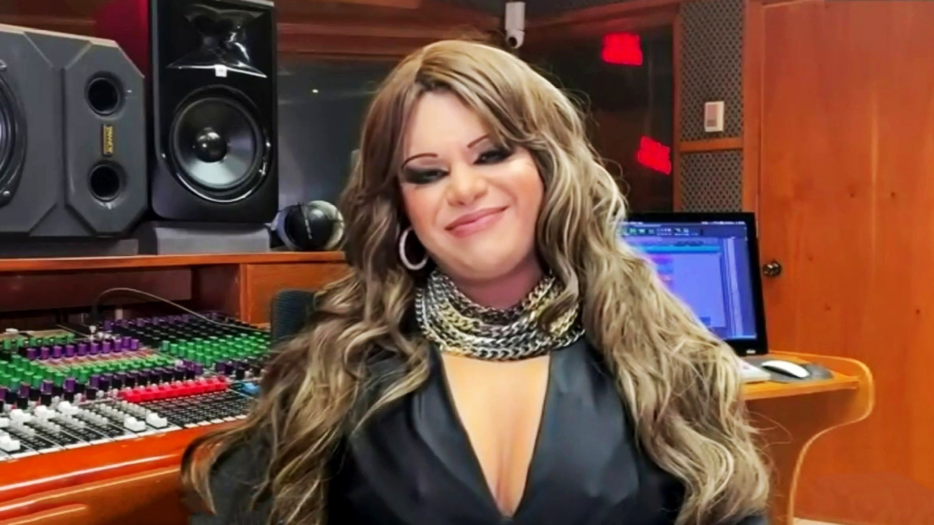 Watch En Casa con Telemundo Highlight: Imitador de Jenni Rivera mantiene vigente el legado de la ...