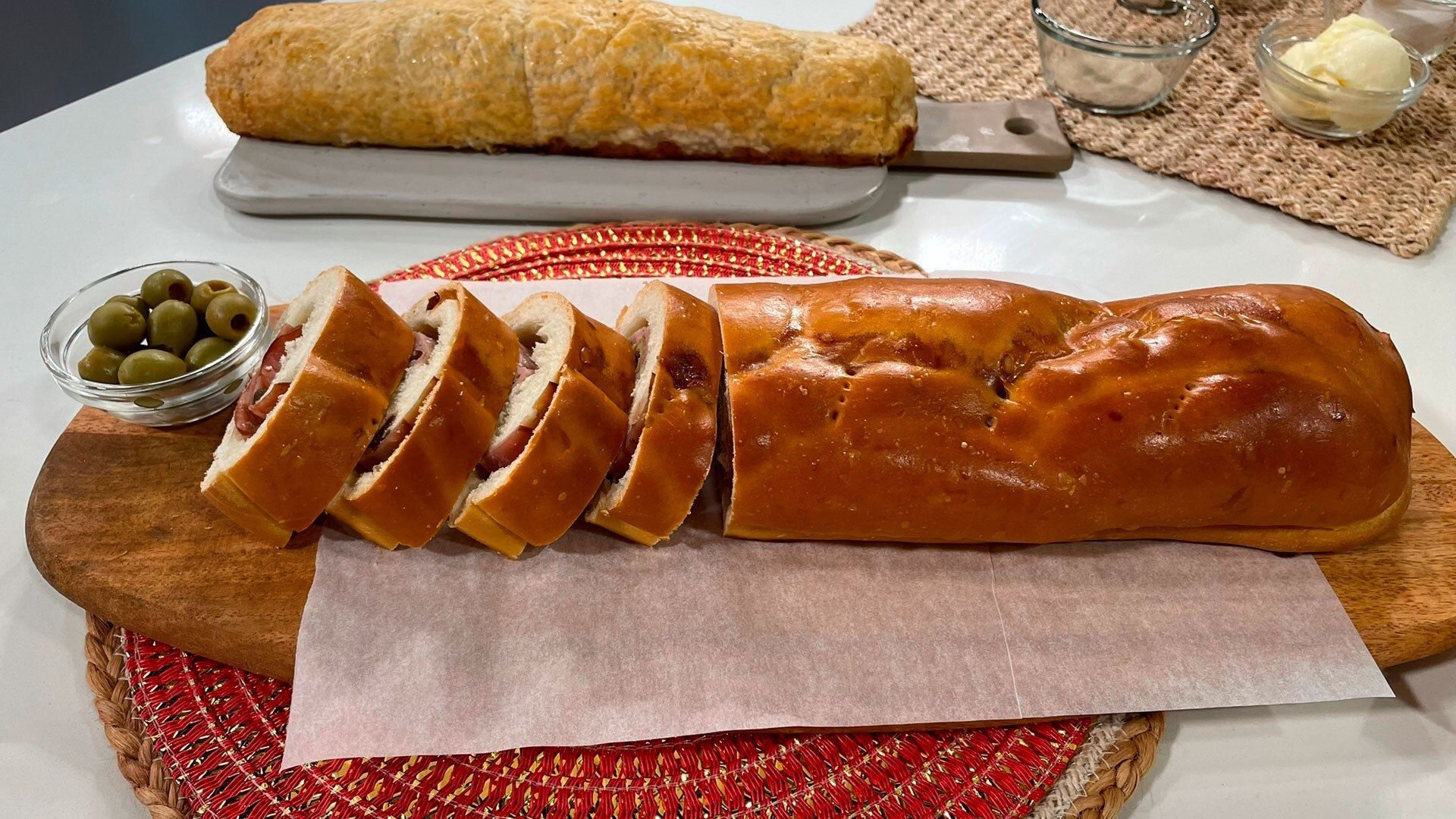 Watch Hoy Día Highlight: Aprende a cocinar un sabroso pan de jamón para ...