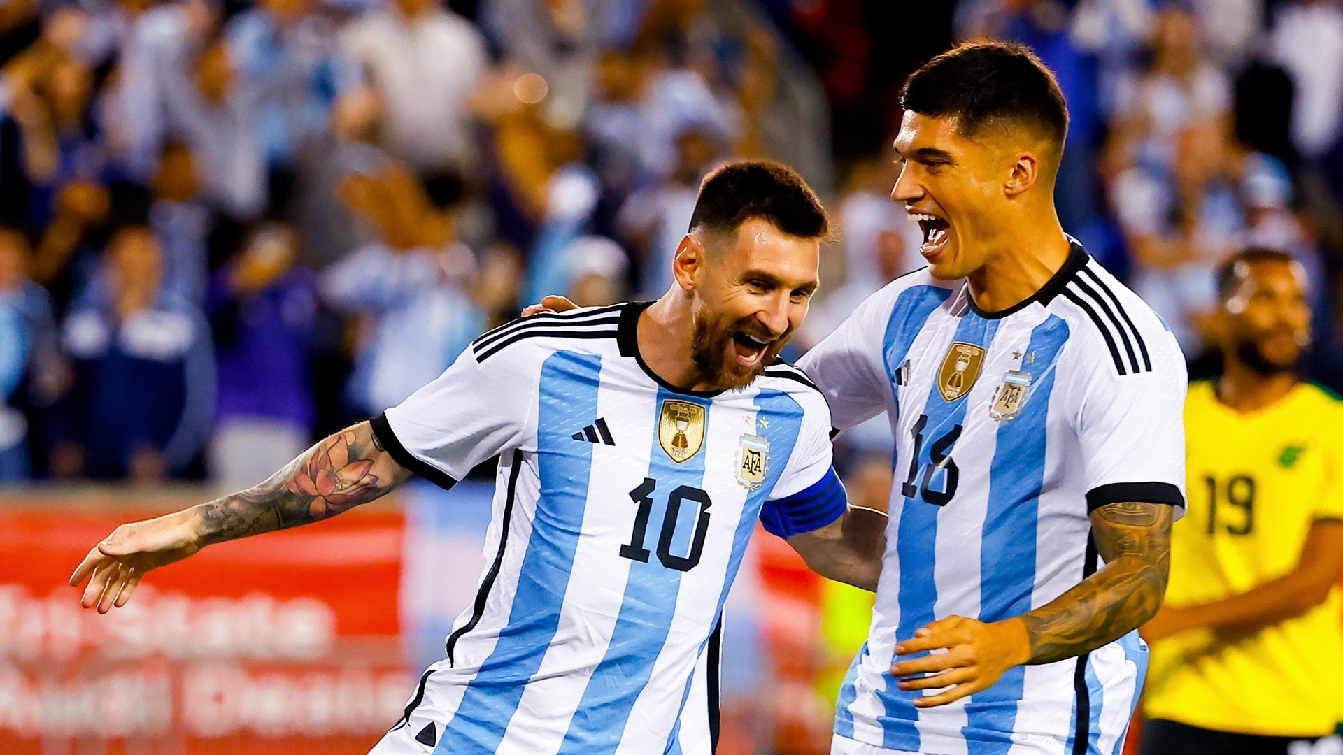 Watch Noticias Telemundo Mediodía Highlight: El mundo del fútbol se ...