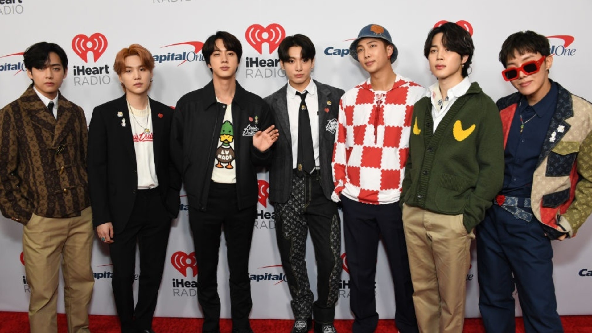 Watch Hoy Día Highlight: Un integrante de la banda BTS llega al ...