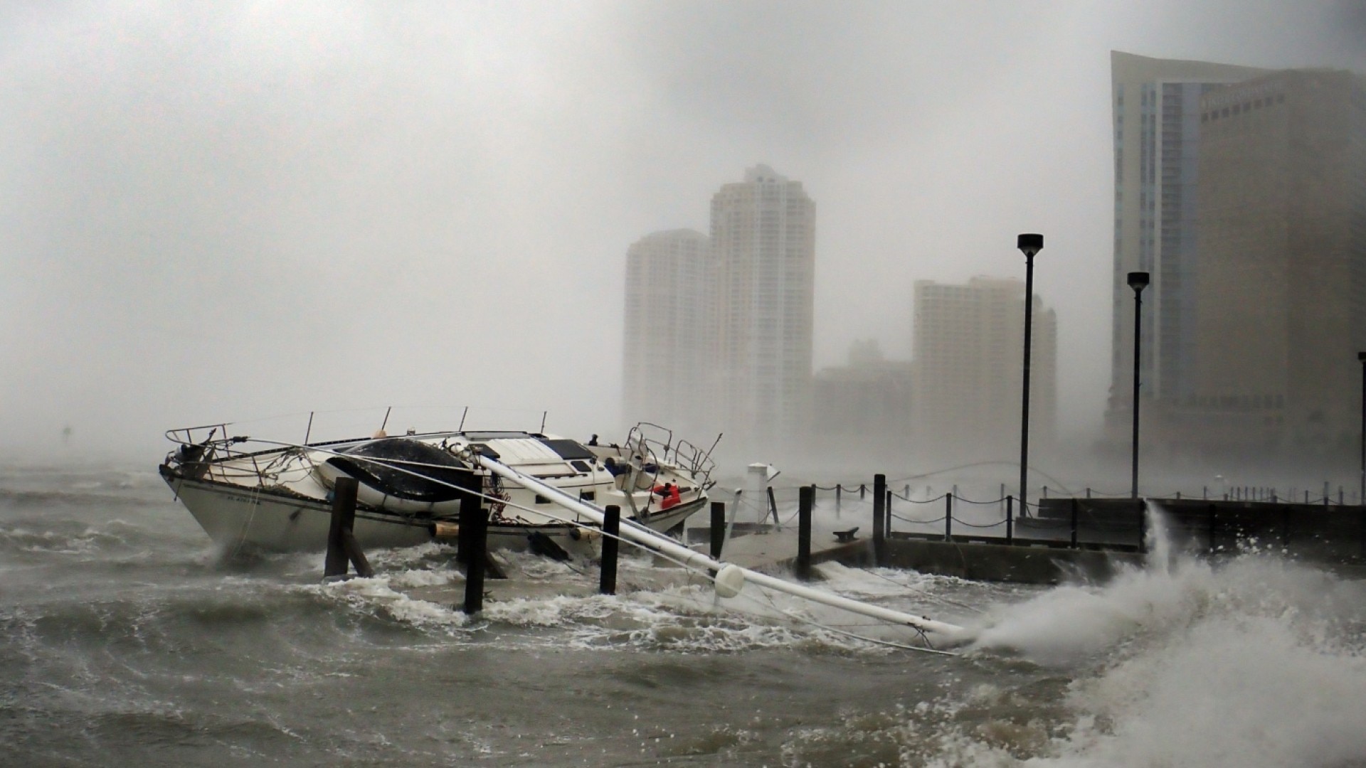 Watch Hoy Día Highlight: Meteorólogo advierte que ciudades como Miami ...