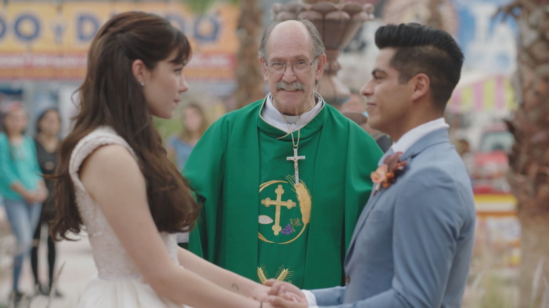 Watch Parientes a la Fuerza Episode: Vivan los novios - NBC.com