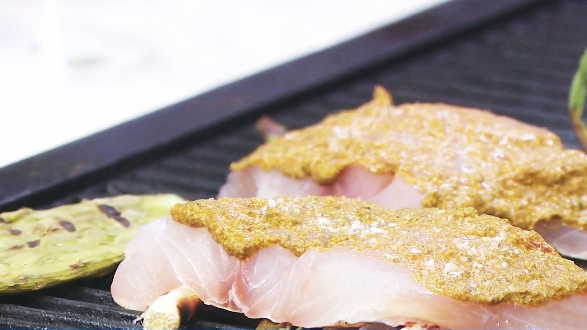 Watch Hoy Día Highlight: Pescado con pesto de chipotle, una receta que ...