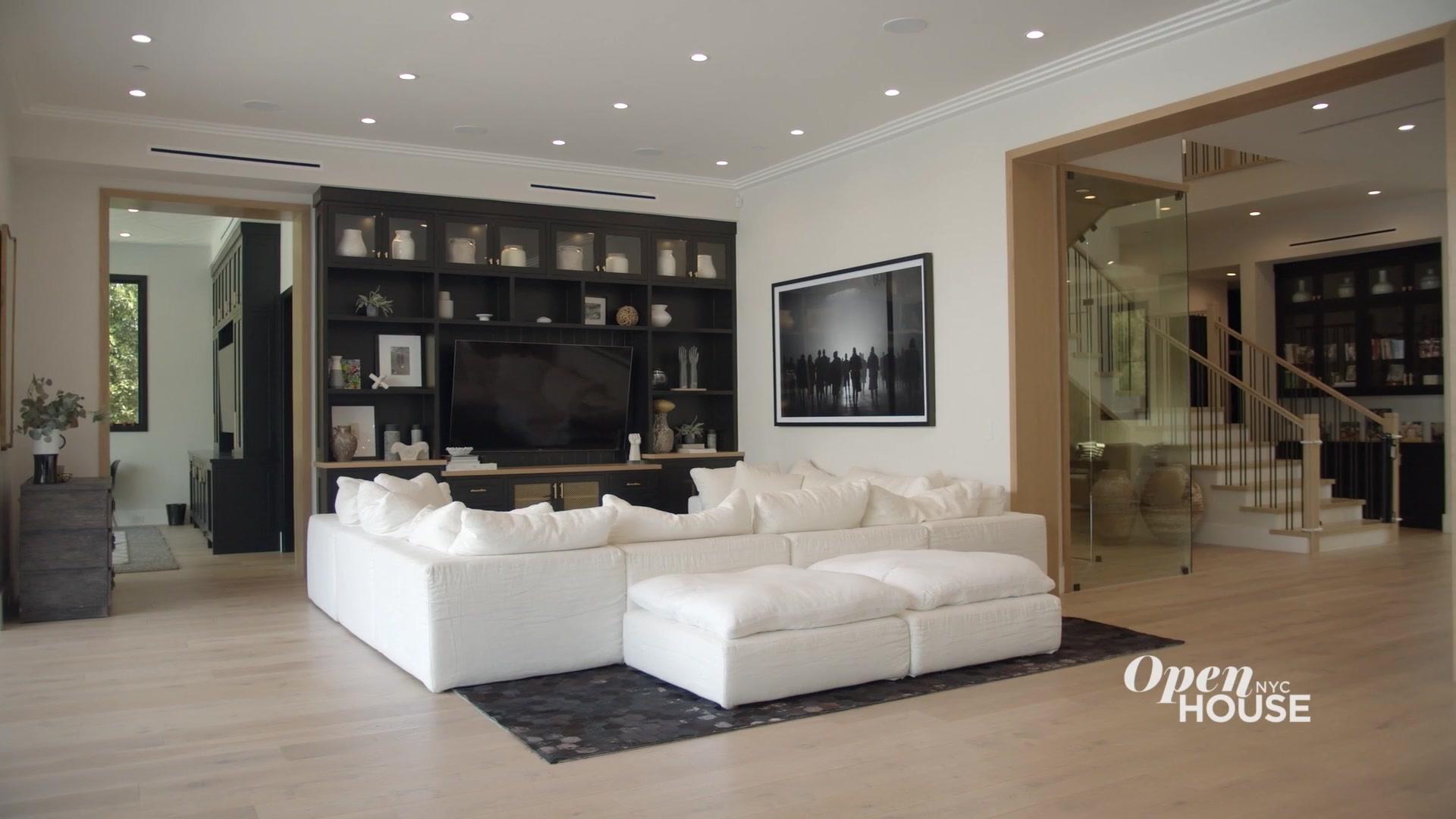 Watch Open House NYC Episode: Design Charm - NBC.com