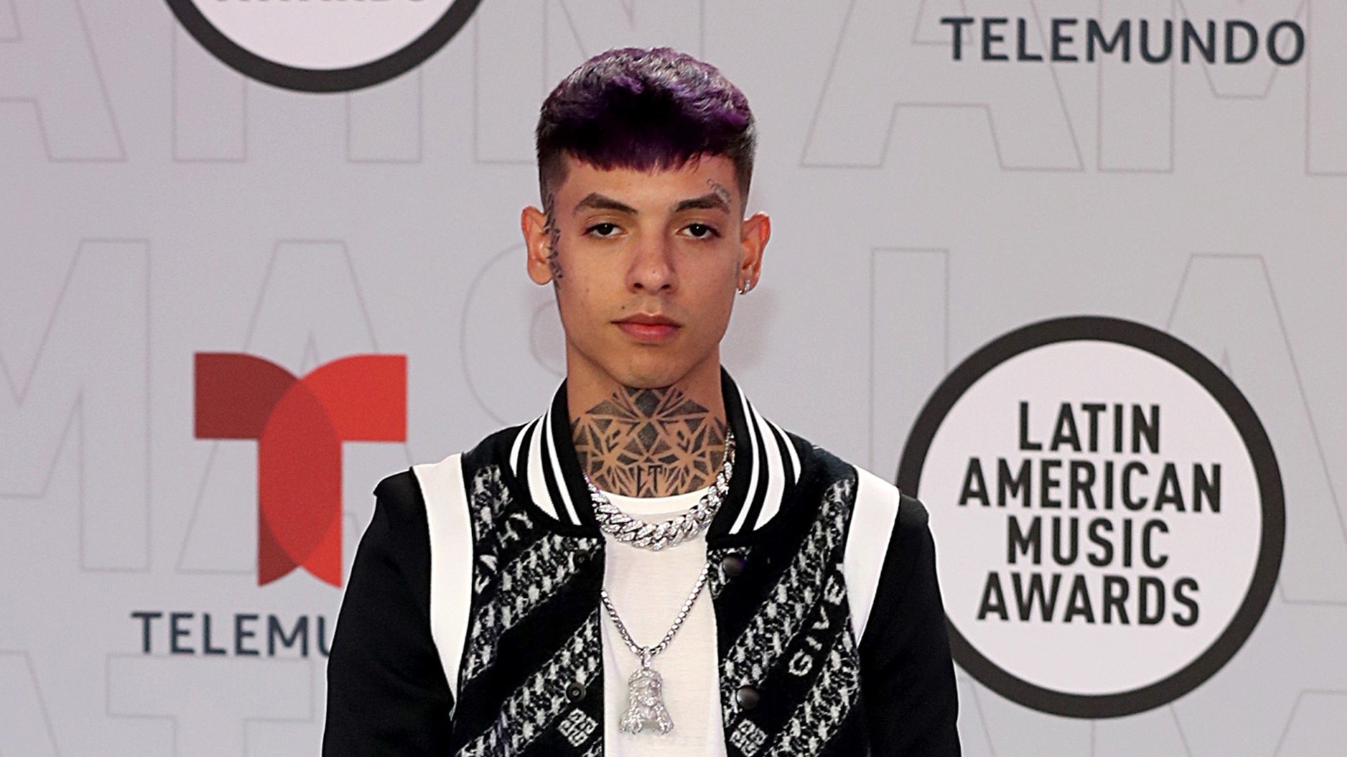 Watch Hoy Día Highlight: Natanael Cano protagoniza una pelea en un bar ...