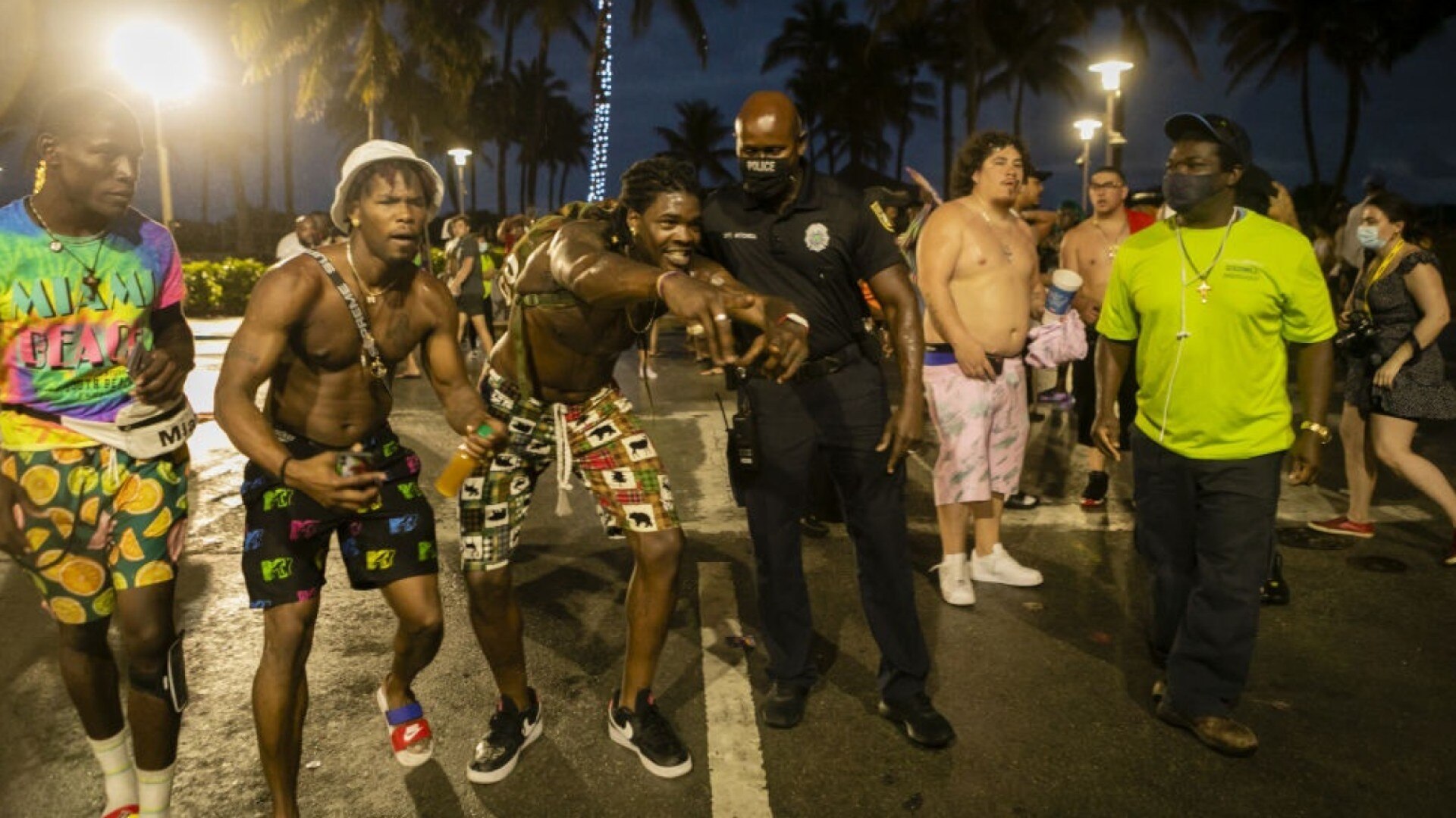 Watch Noticias Telemundo Highlight: El toque de queda para controlar a ...